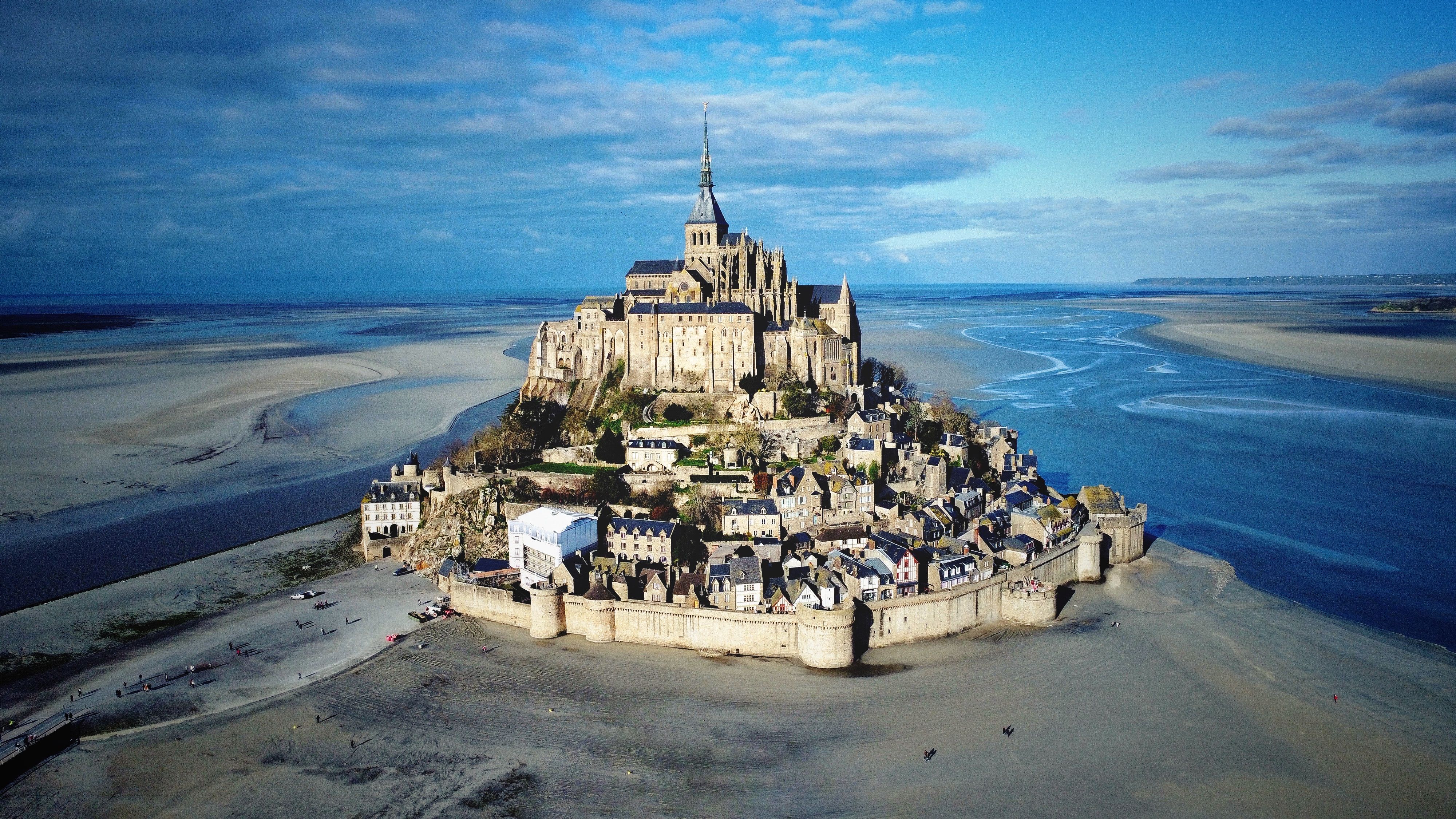 Vista Aérea Del Monte Saint Michel Durante La Marea Baja · Foto de ...