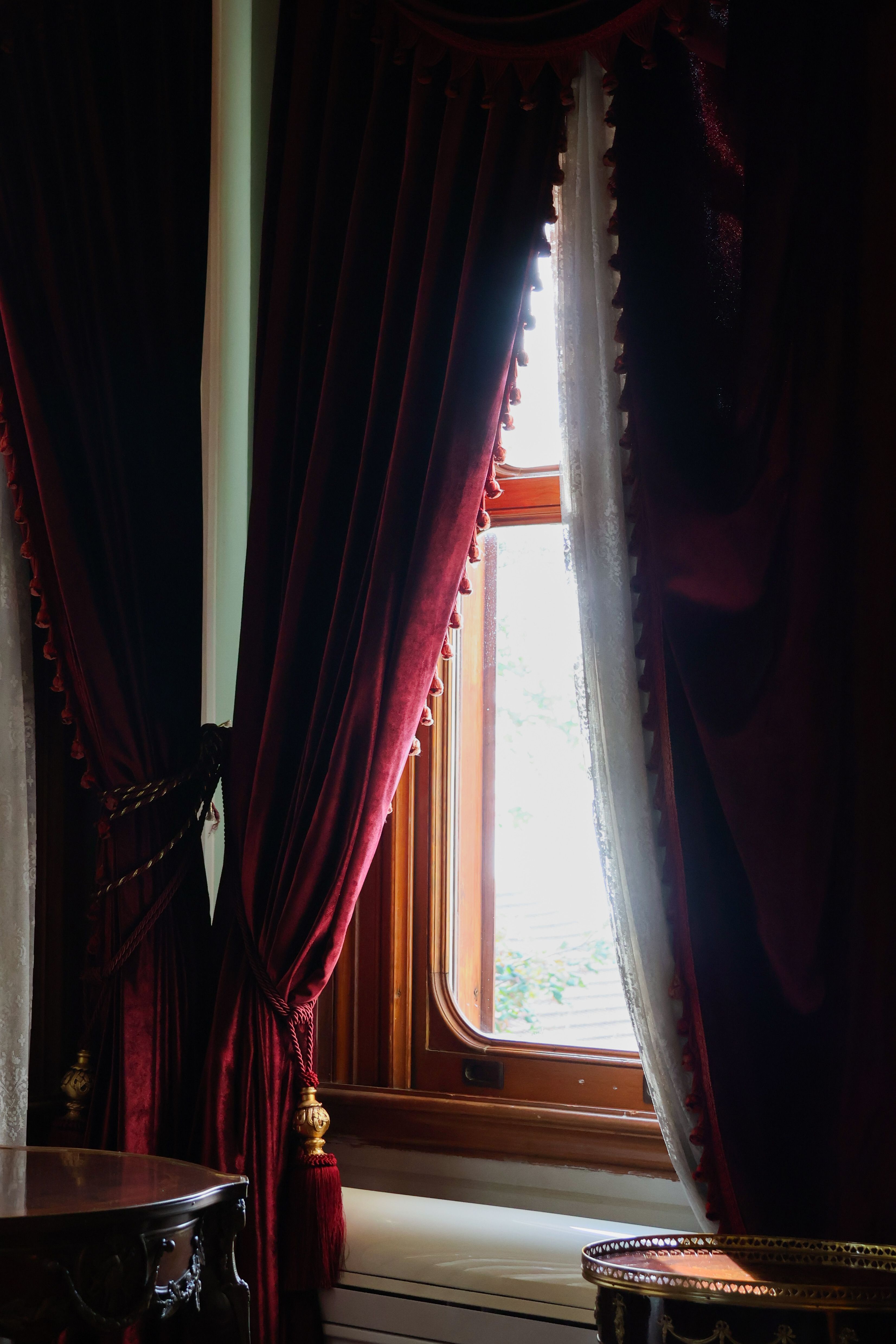 Élégants Rideaux Rouges Encadrant Une Fenêtre Ensoleillée à L'Intérieur ...