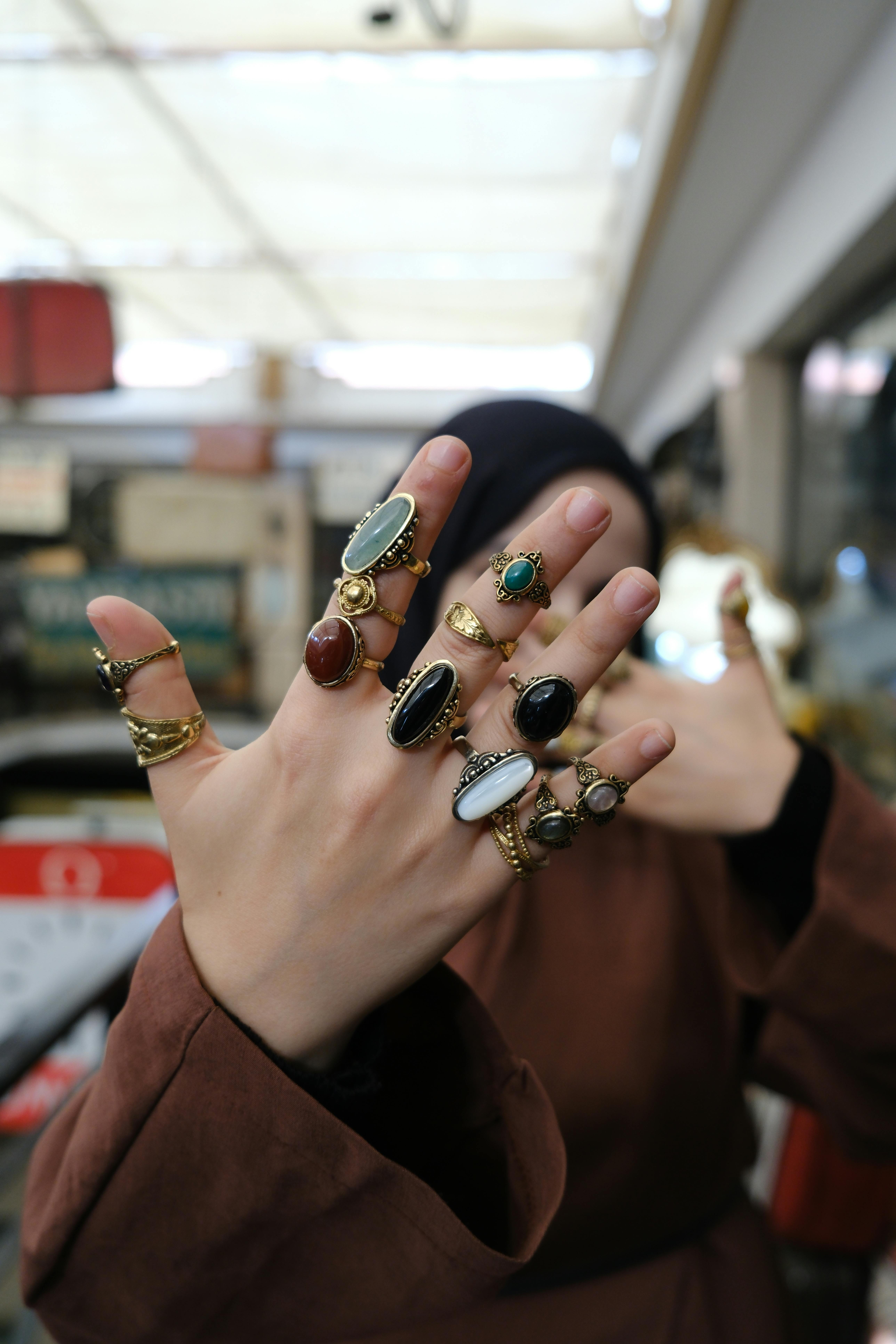 Anillos Elegantes Que Adornan La Mano En Una Vista Enfocada · Foto de ...
