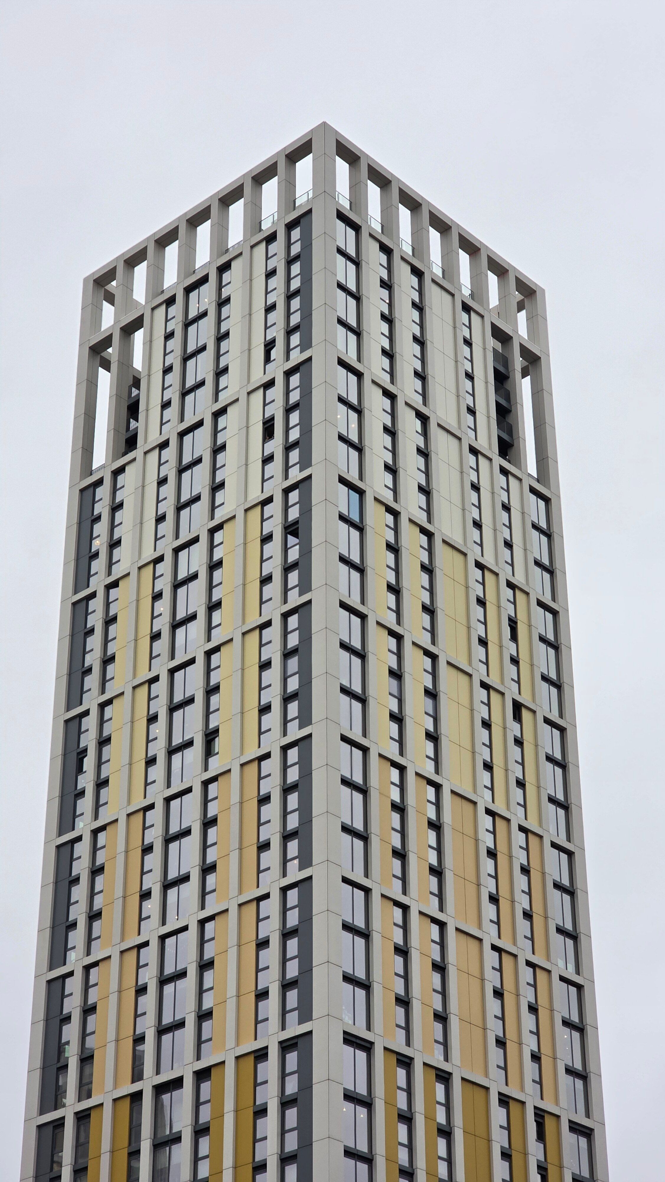 Modern High-Rise Building Against Overcast Sky · Free Stock Photo