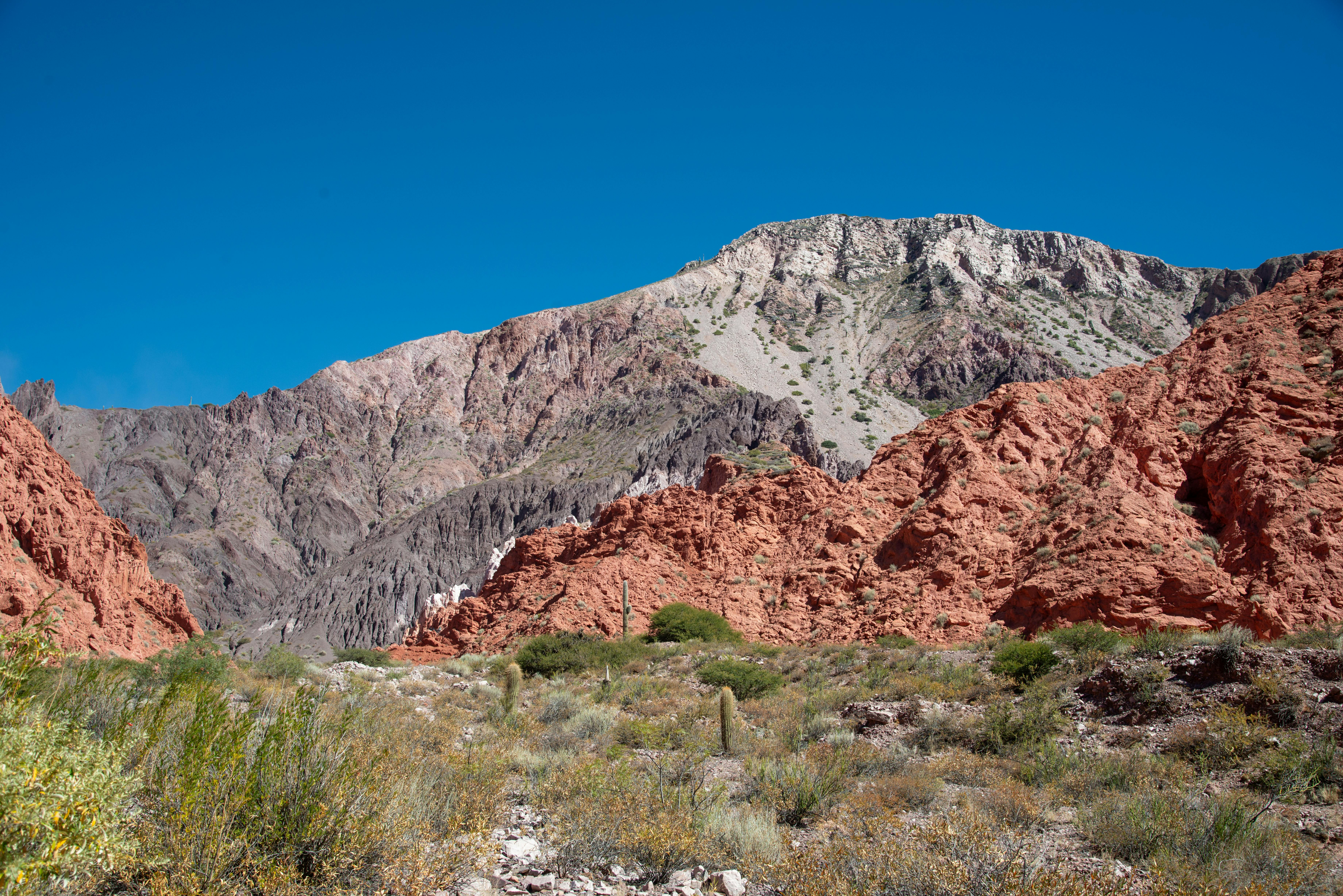 Impresionante Formación Rocosa Roja En Jujuy, Argentina · Foto de stock ...