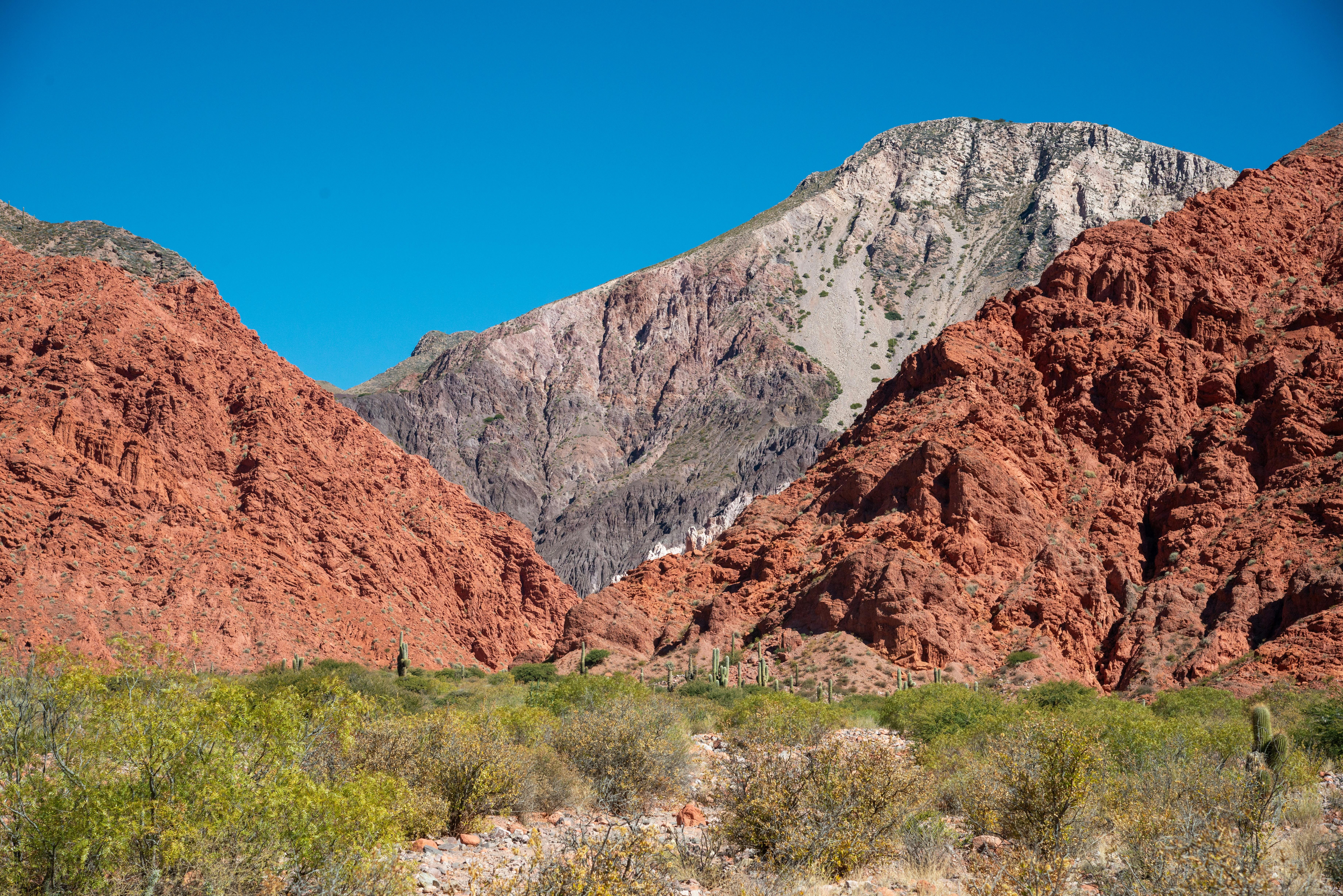 Impresionantes Formaciones Rocosas Rojas En Jujuy, Argentina · Foto de ...