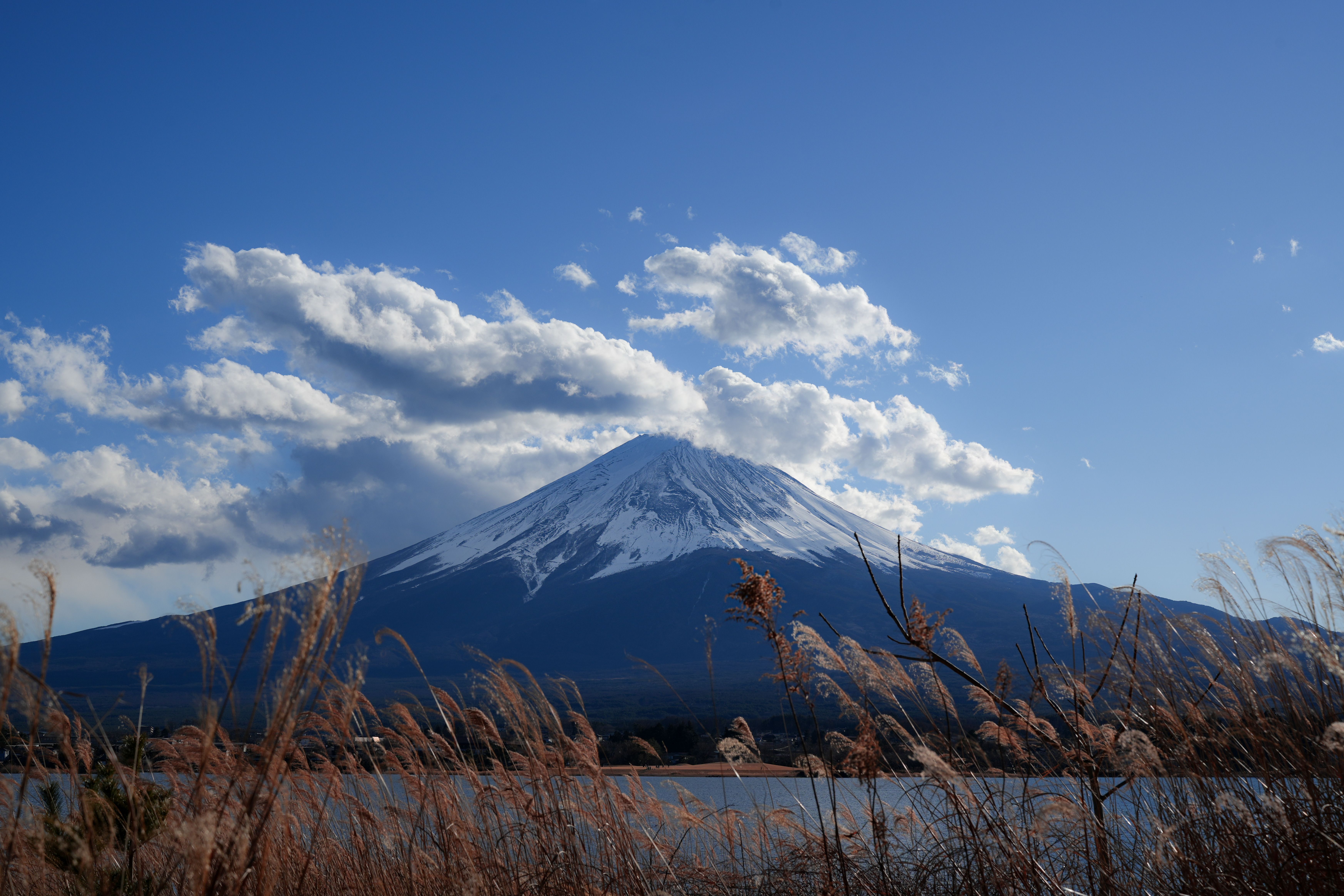Mavi Gökyüzü Ile Fuji Dağı'Nın Muhteşem Manzarası · Ücretsiz Stok Fotoğraf