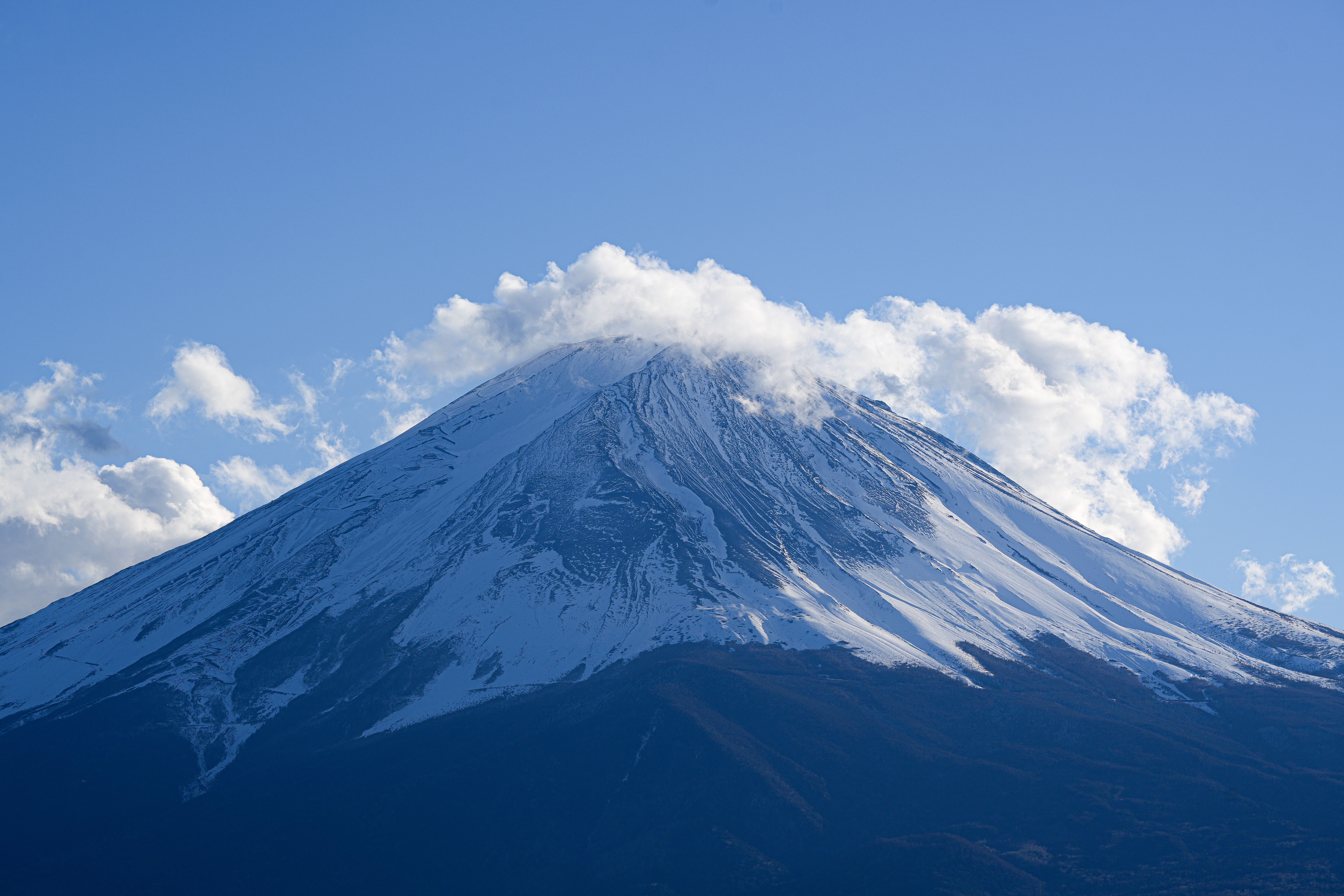 Stunning View of Snow-Capped Mount Fuji · Free Stock Photo