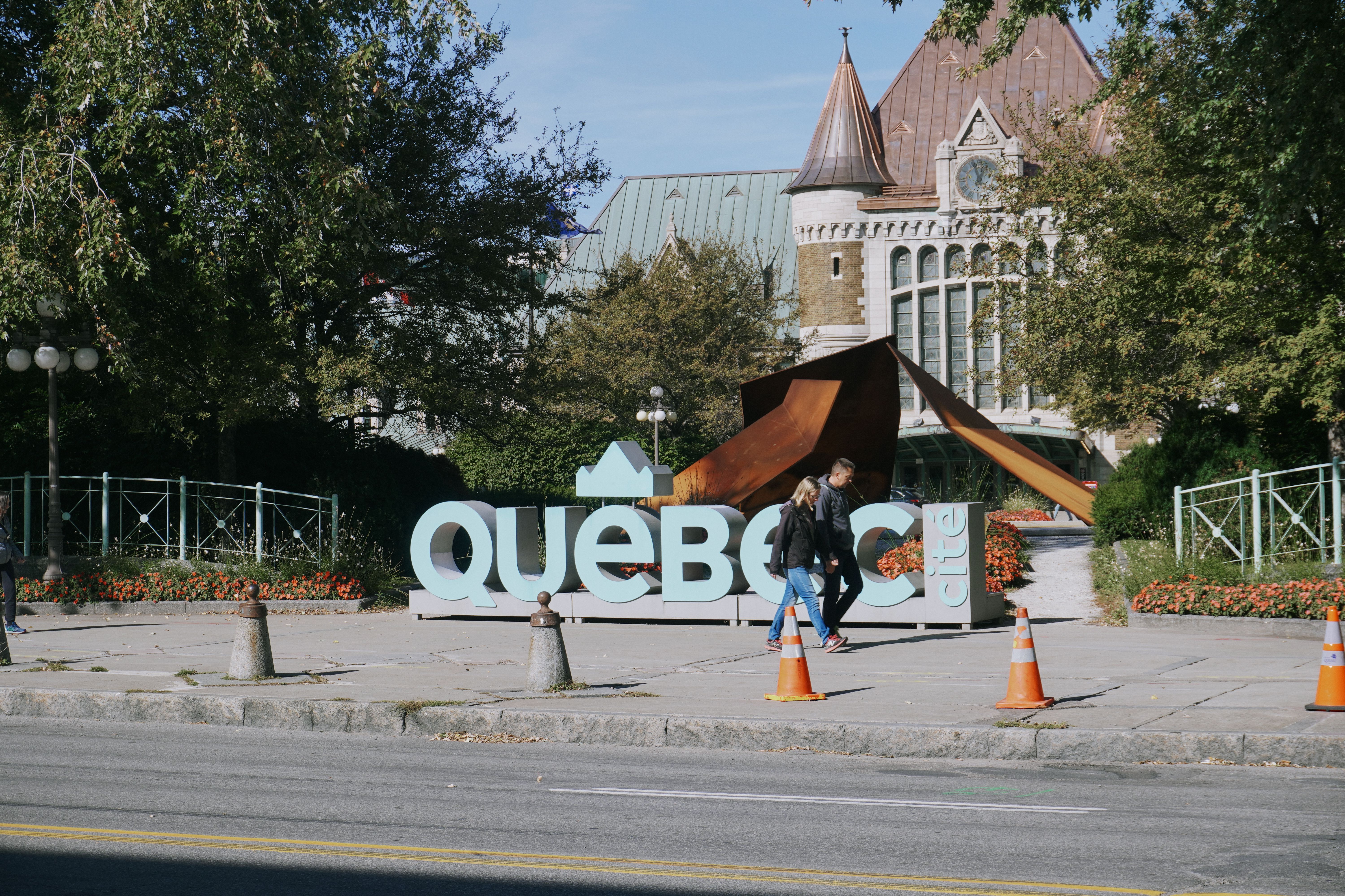 Tourists Walking Near Iconic Québec Sign · Free Stock Photo