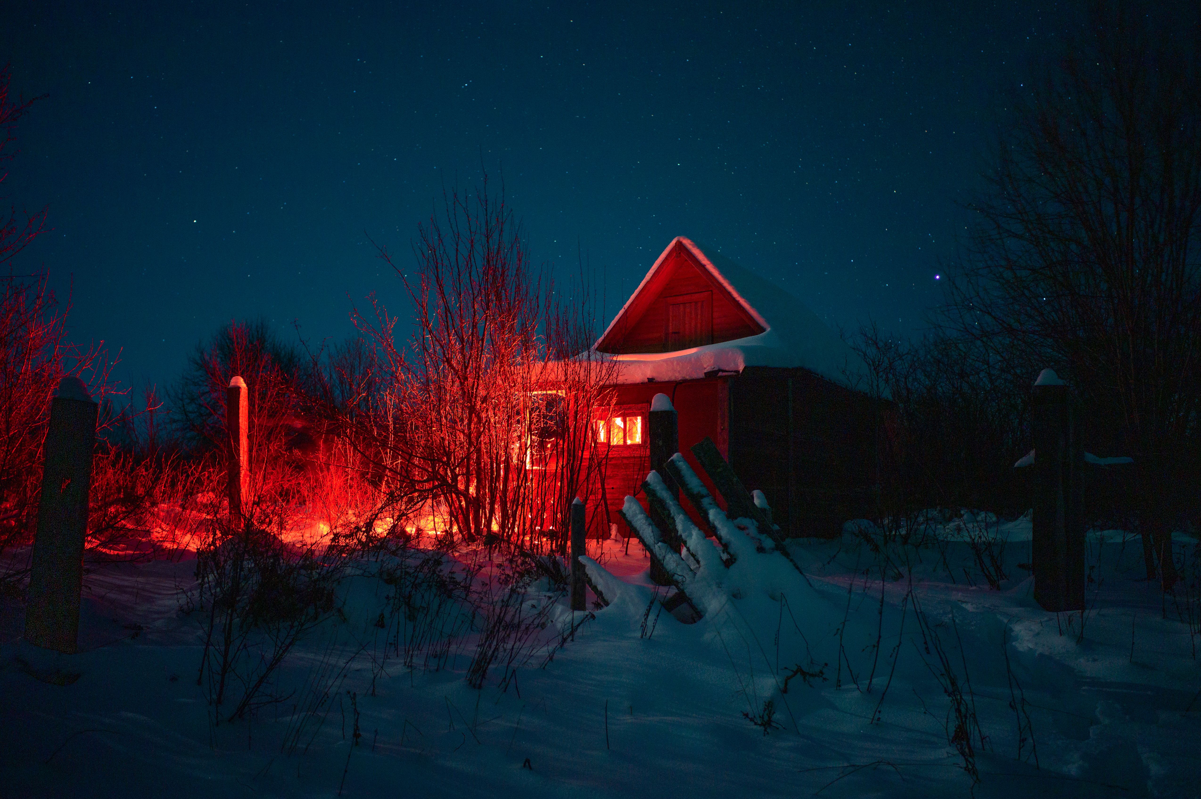 Cabana Nevada Com Luz Aconchegante à Noite · Foto profissional gratuita