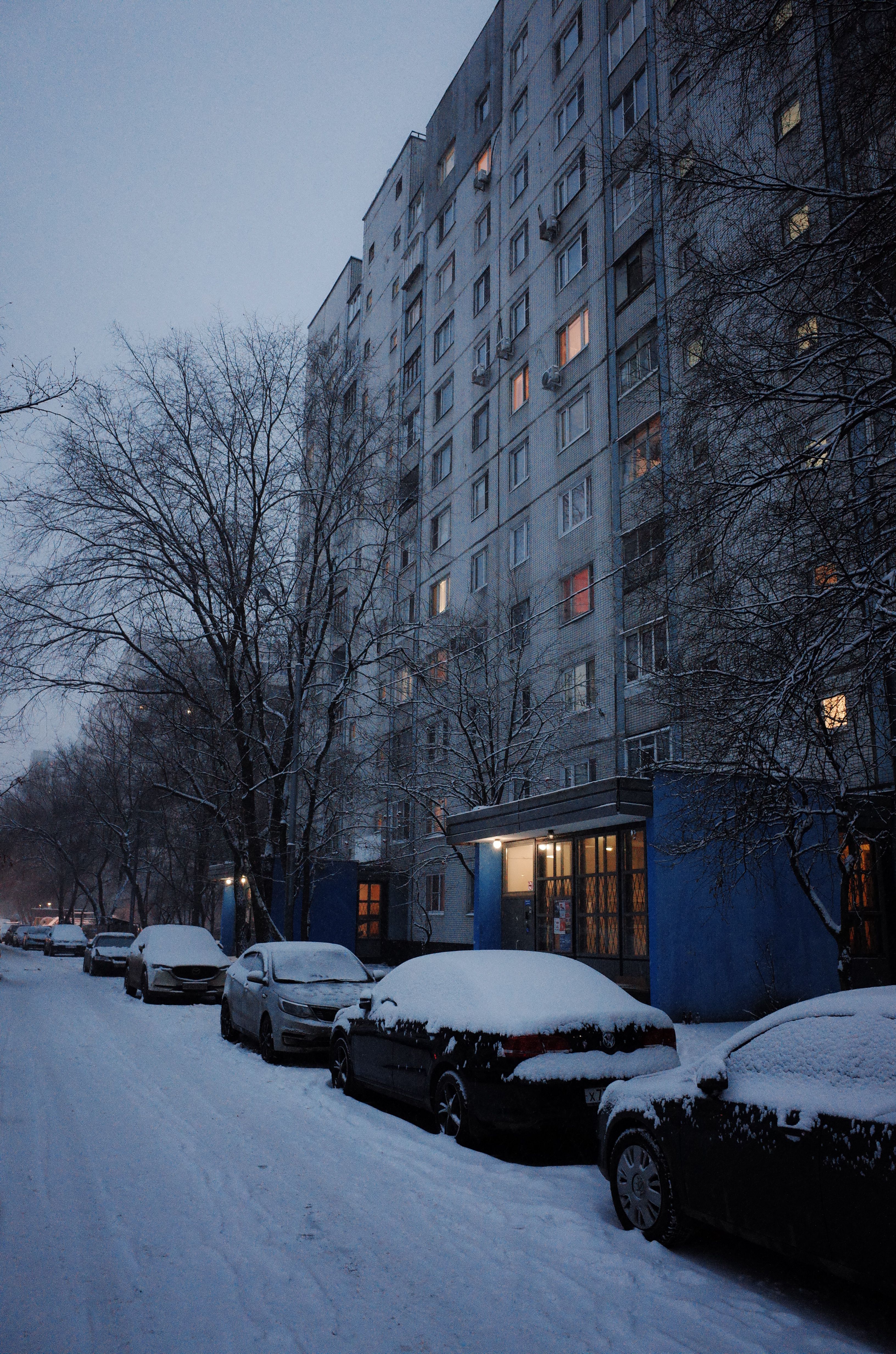 Snowy Urban Street at Dusk with Parked Cars · Free Stock Photo
