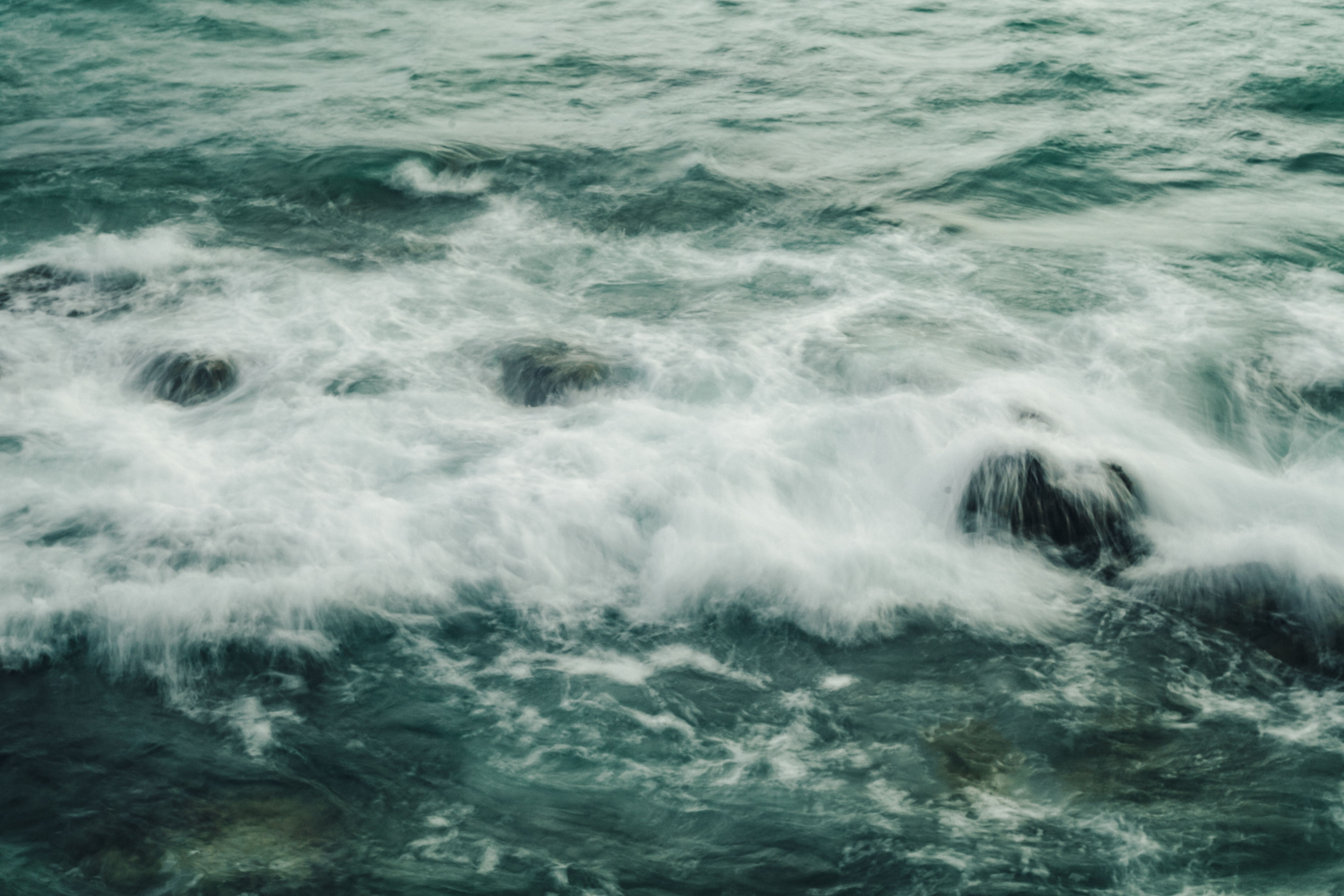 Vagues Dynamiques S'écrasant Sur Les Rochers En Mer · Photo gratuite