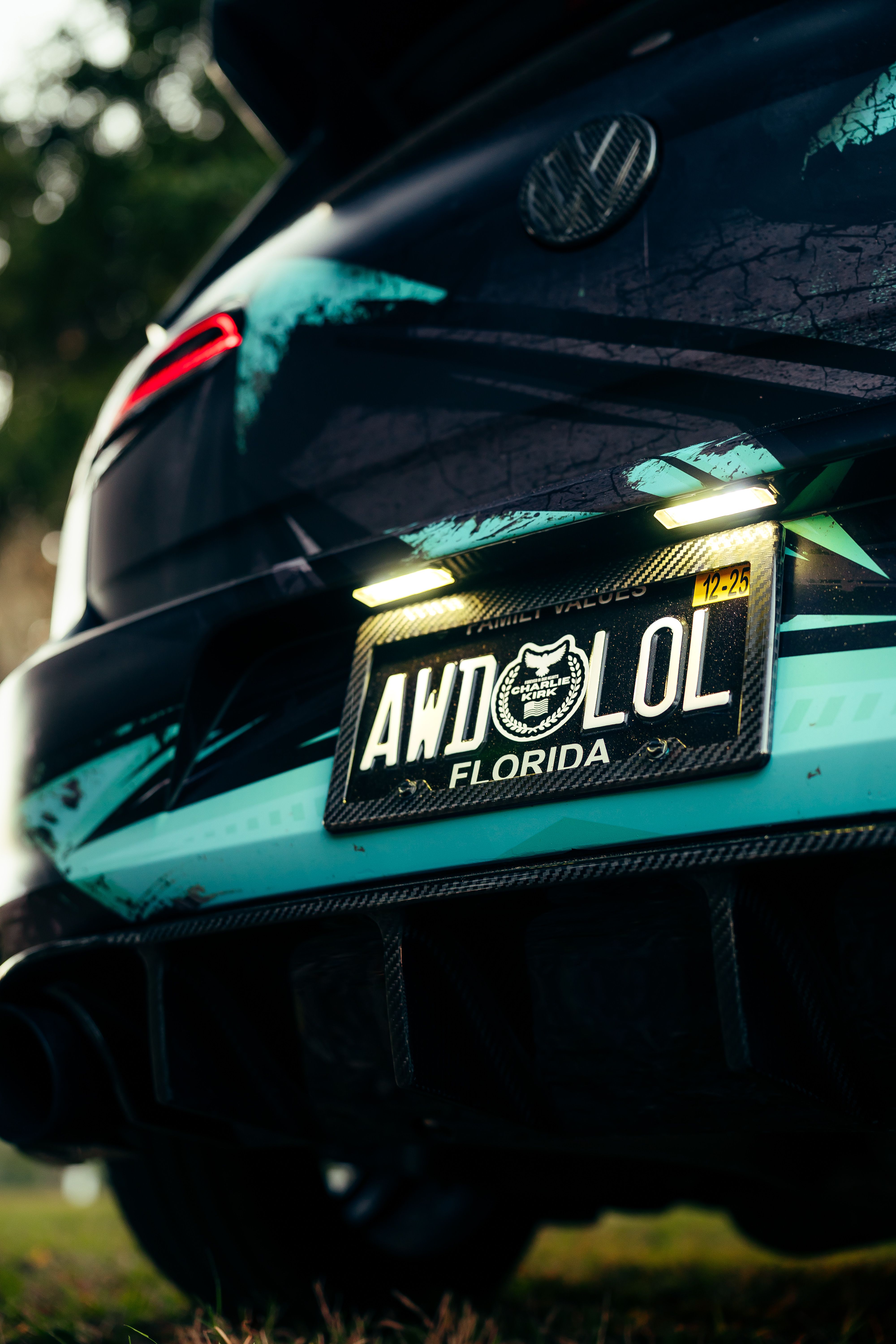 Custom Car with Florida License Plate at Dusk · Free Stock Photo