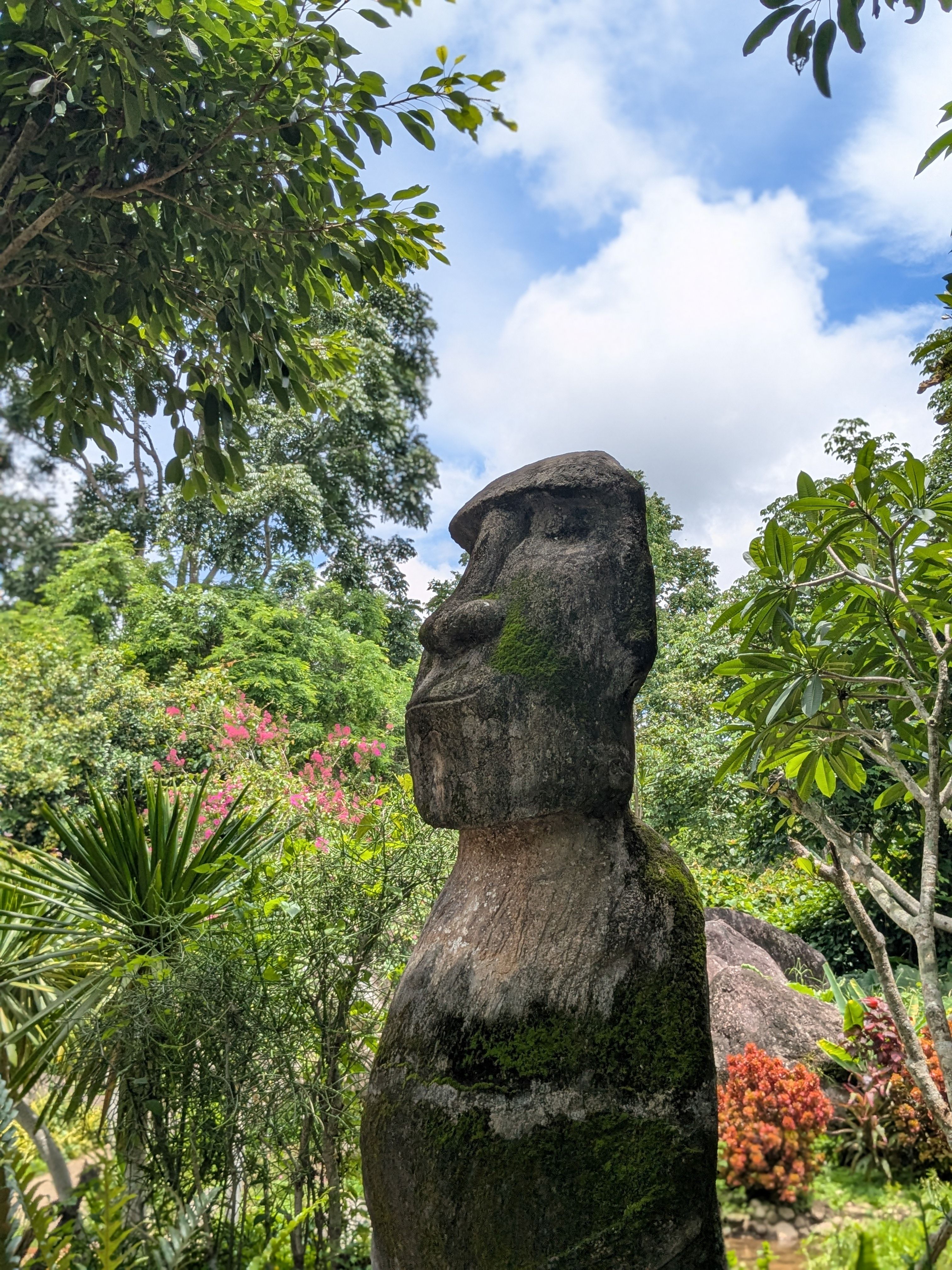 Estatua De Piedra En Un Exuberante Jardín De Chiang Mai · Foto de stock ...