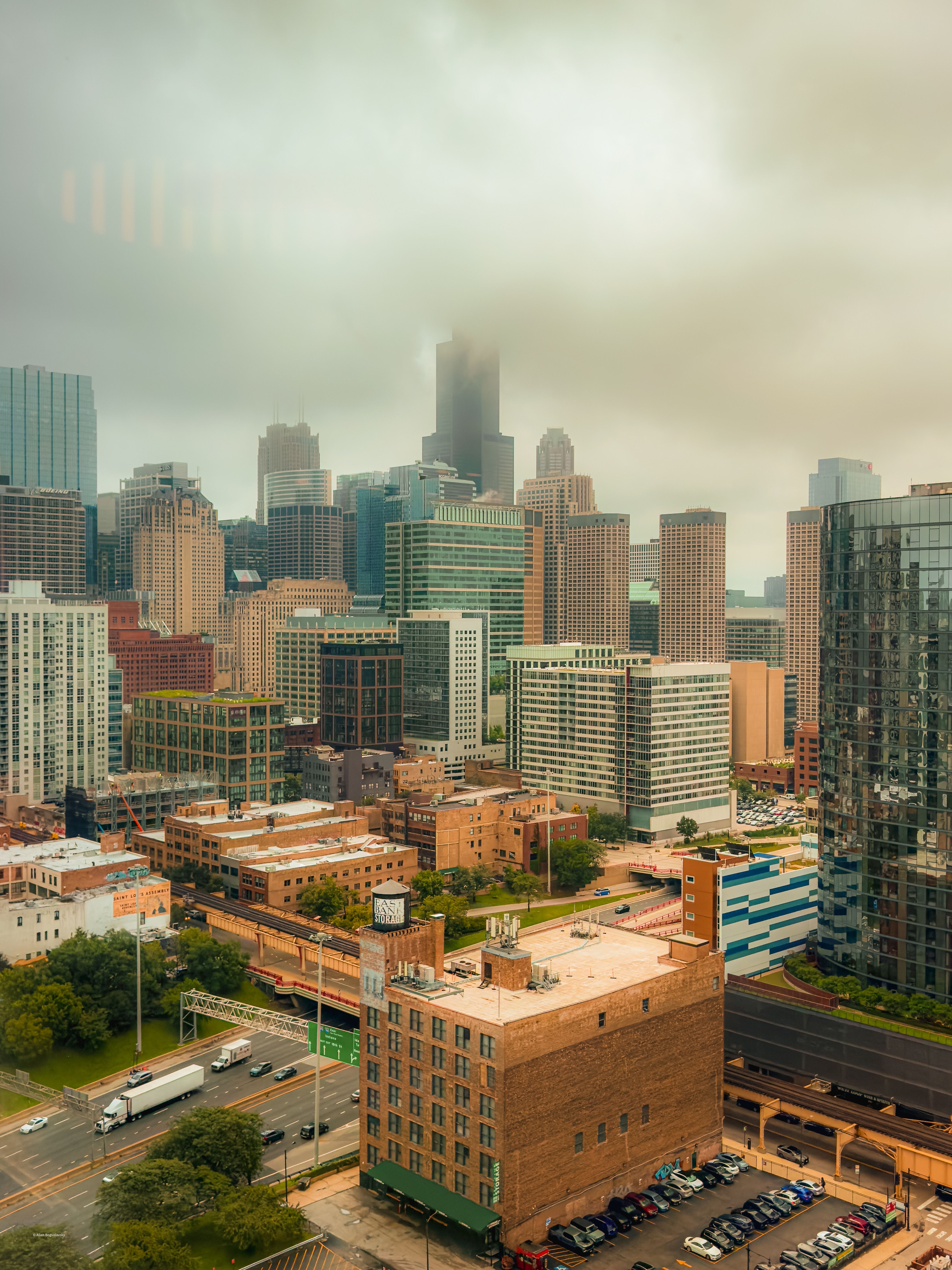 Foggy Chicago Skyline with Willis Tower · Free Stock Photo