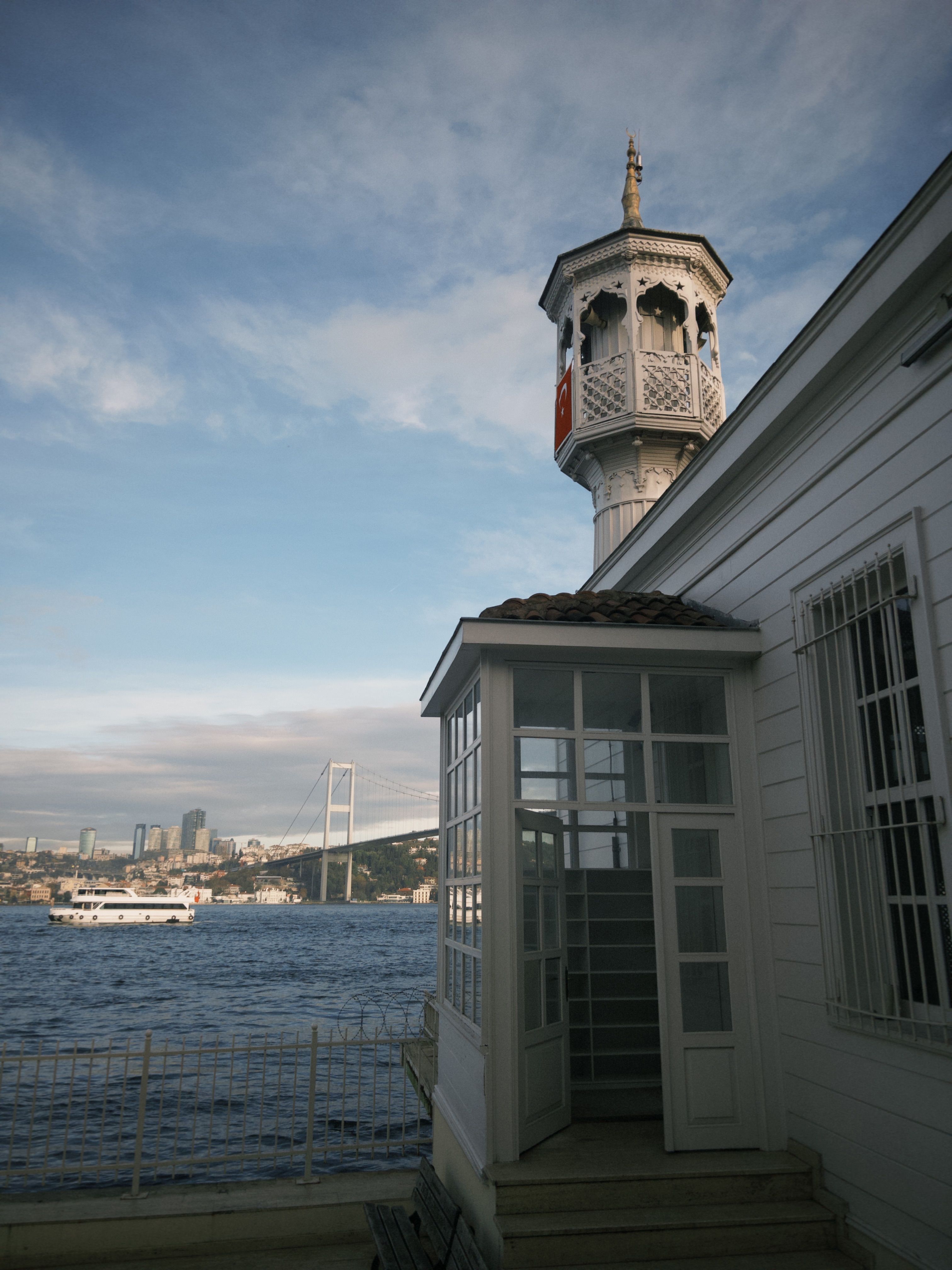 Istanbul Bosphorus Waterfront Architecture Scene · Free Stock Photo