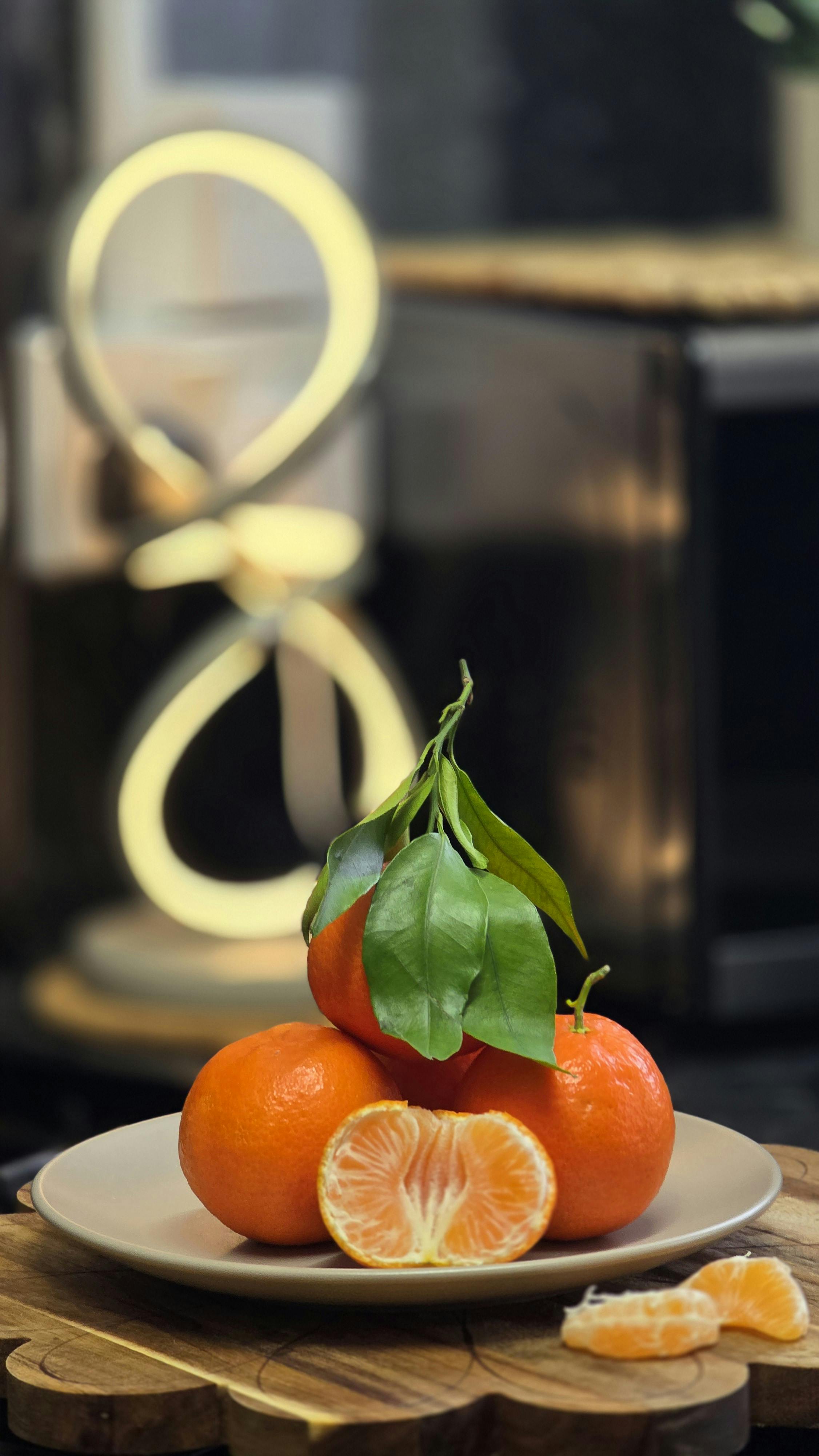 Mandarinas Frescas En Un Plato Con Fondo Moderno · Foto de stock gratuita