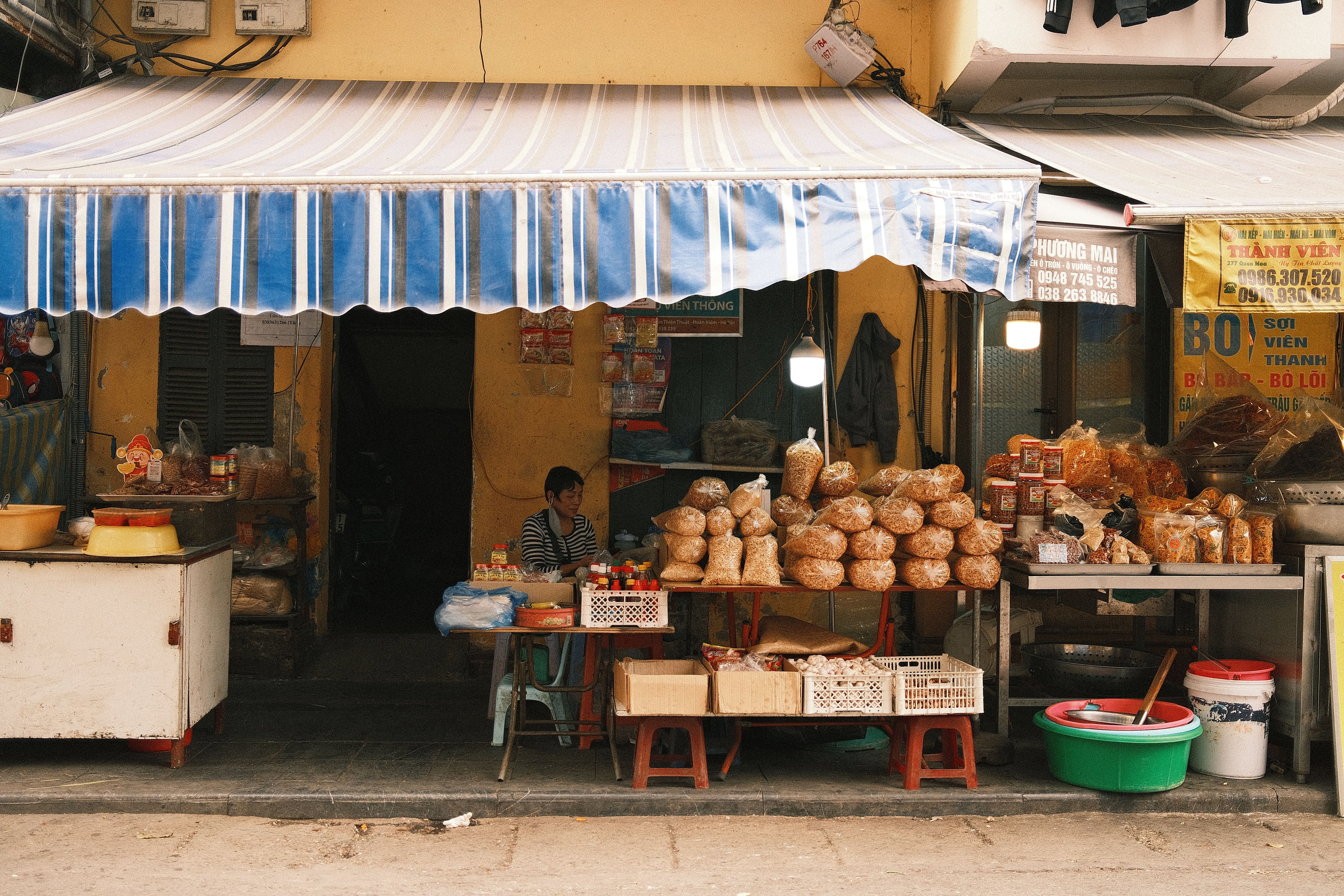 Street Vendor Scene in Urban Marketplace · Free Stock Photo