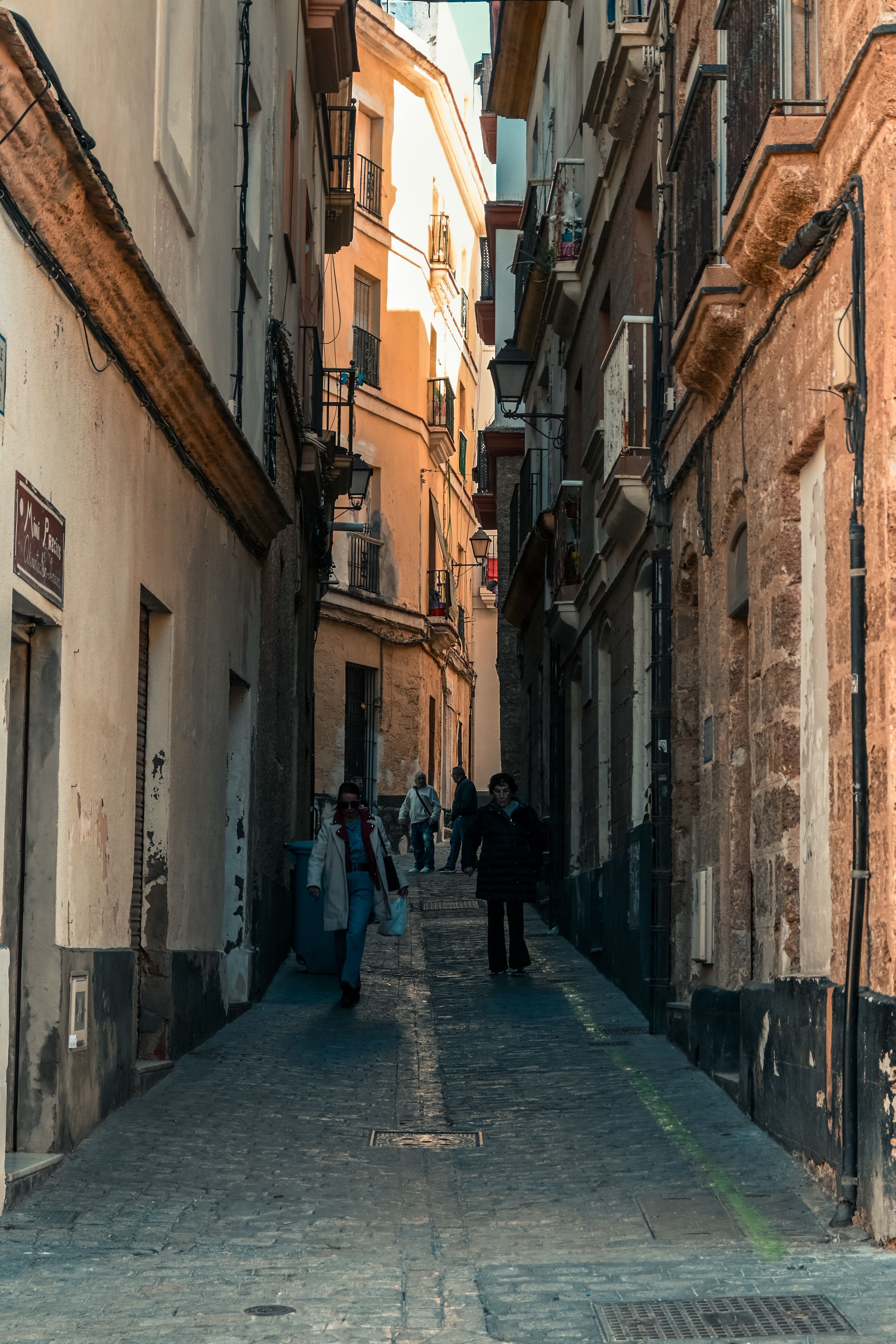 Narrow European Alleyway with Historical Buildings · Free Stock Photo