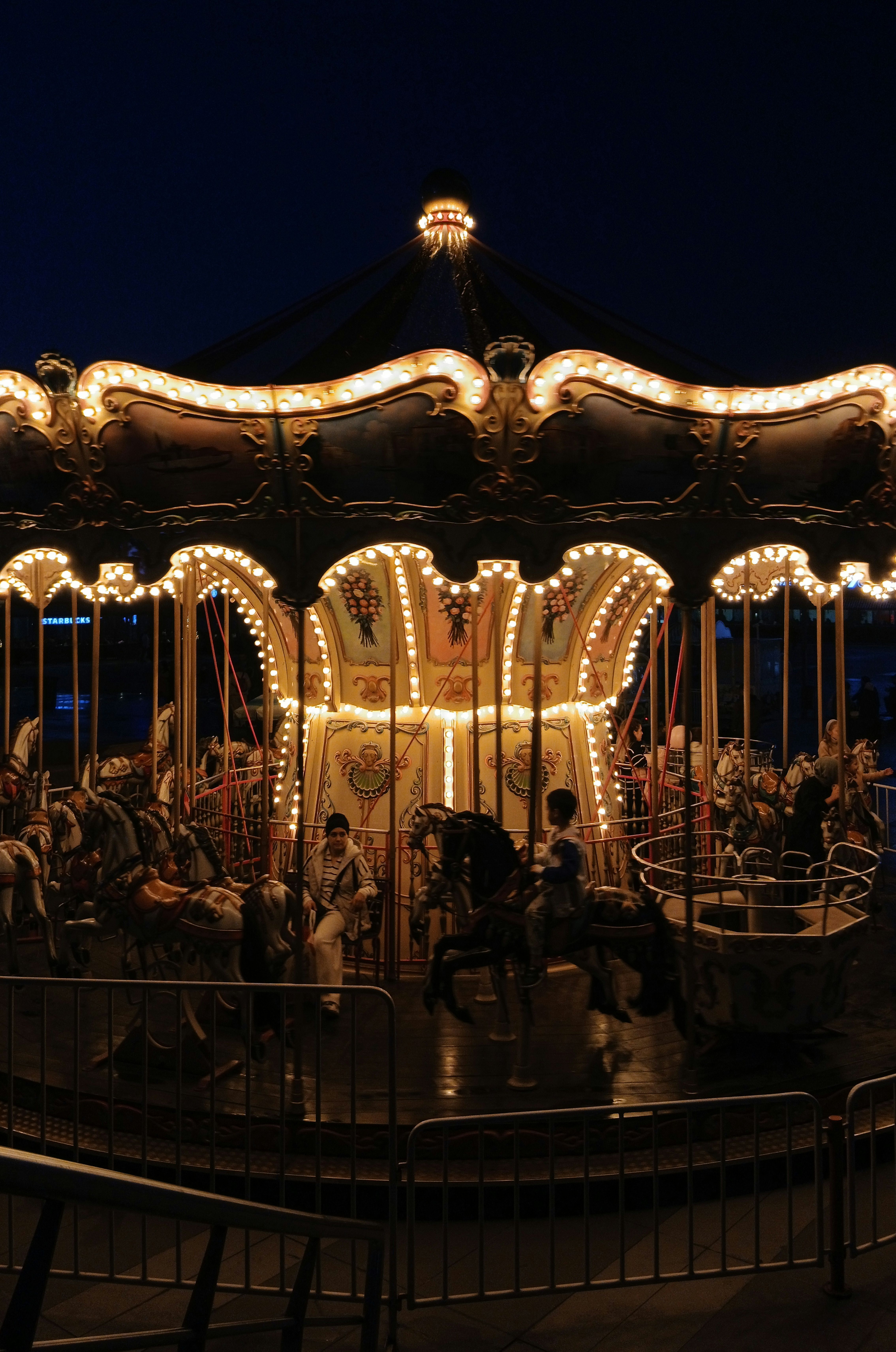 Illuminated Carousel at Night in Park · Free Stock Photo