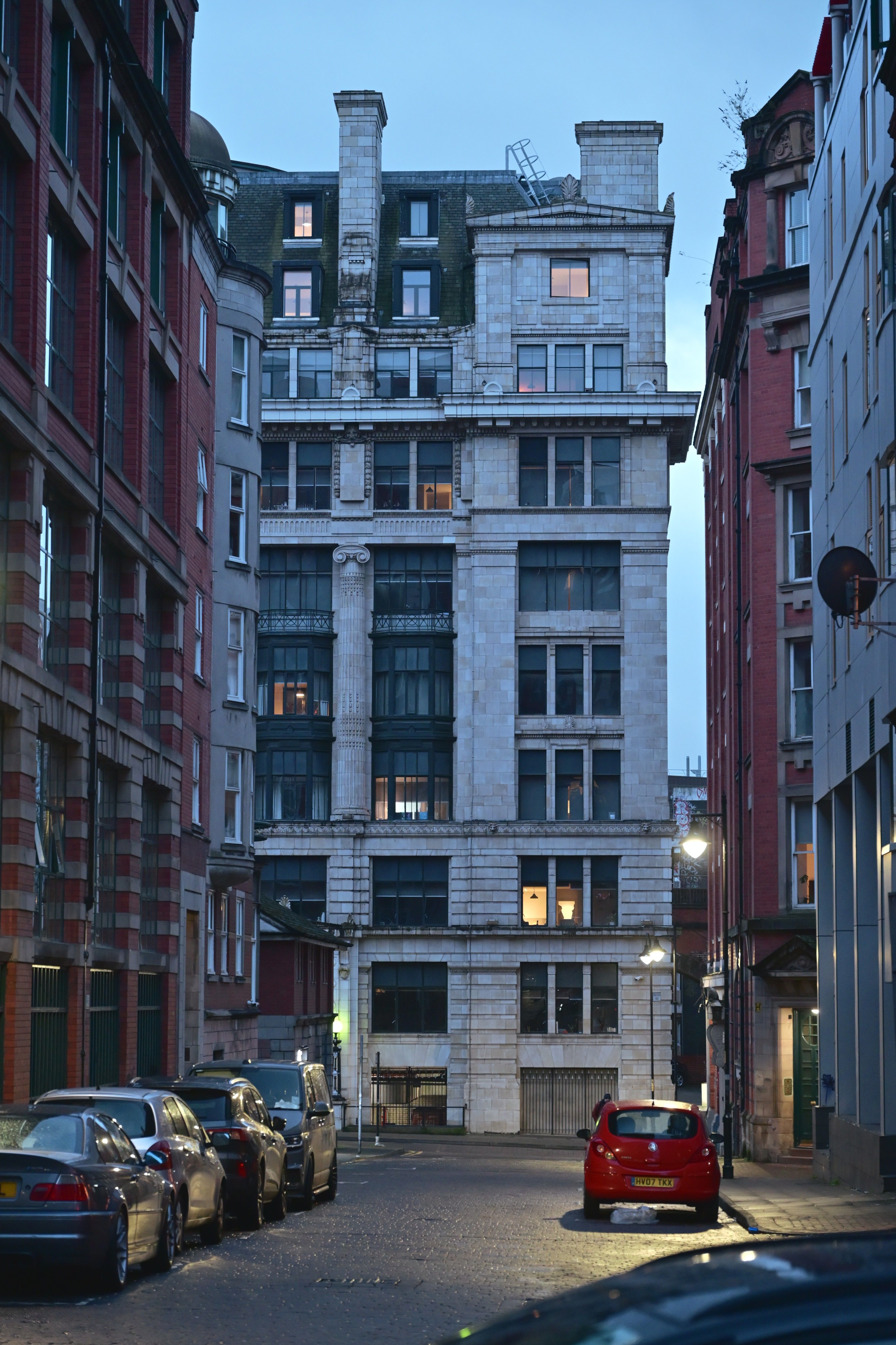 Urban Alley with Historic Building at Dusk · Free Stock Photo