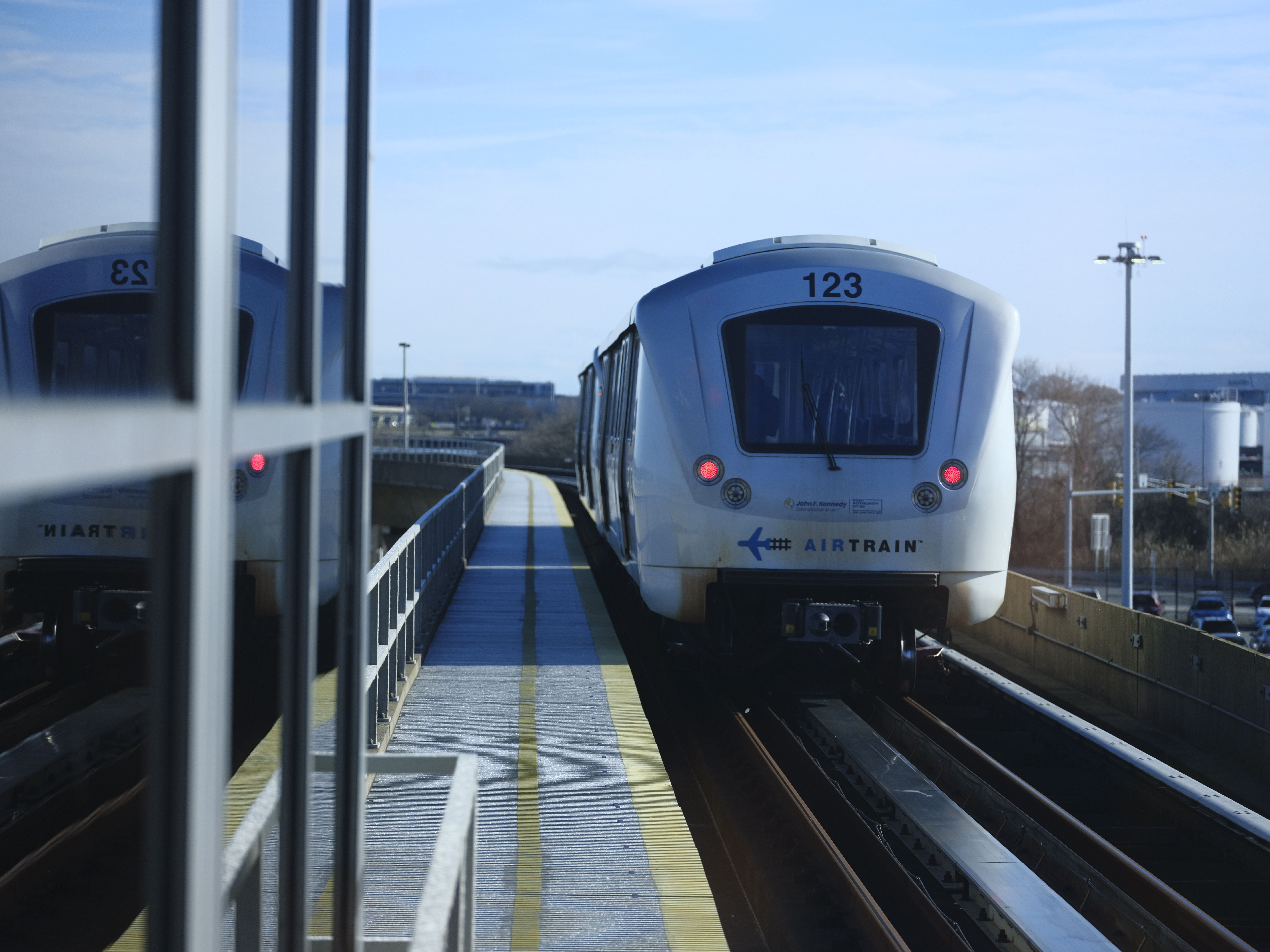 AirTrain Arriving at JFK Airport Station Platform · Free Stock Photo
