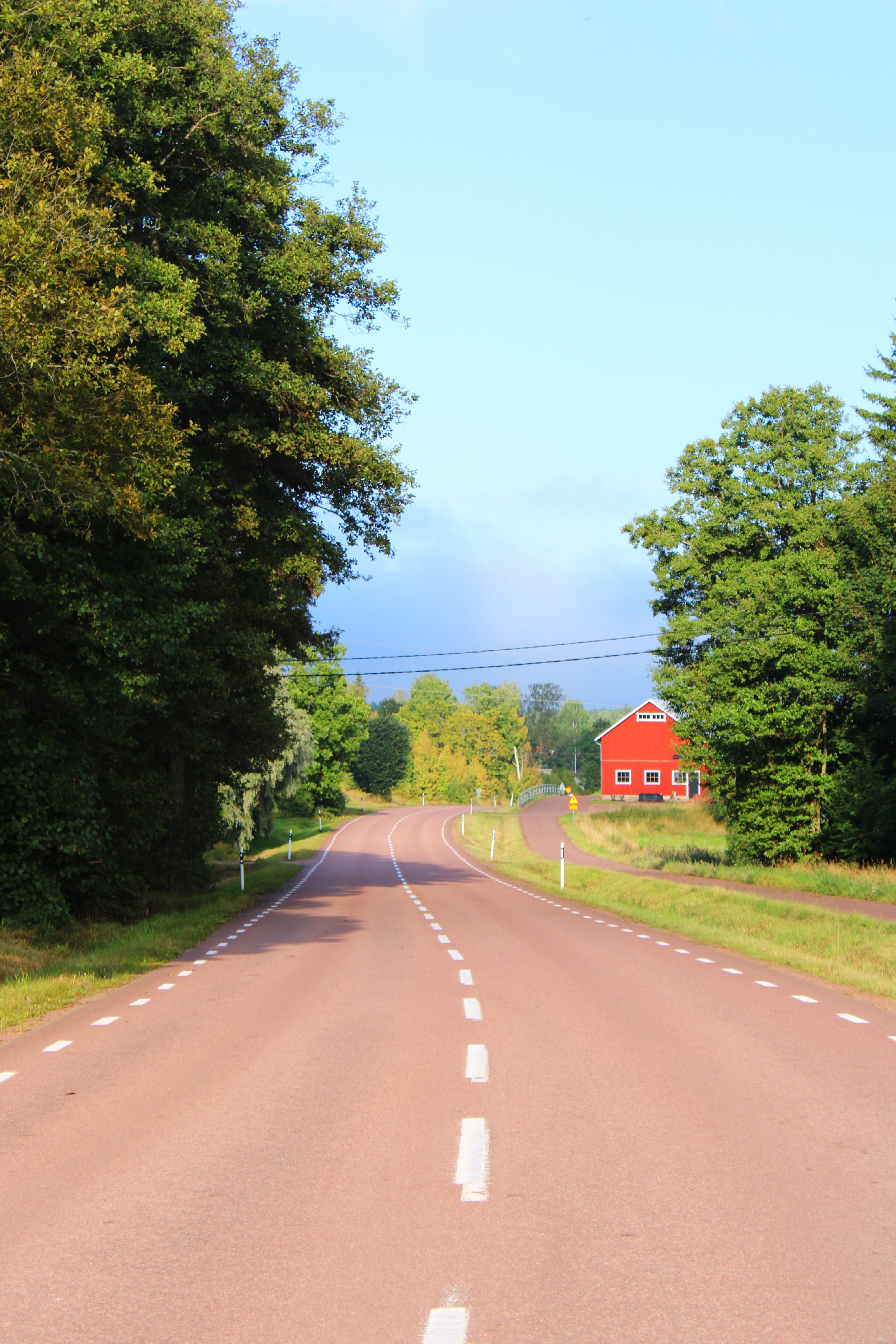 Scenic Åland Road with Red House · Free Stock Photo