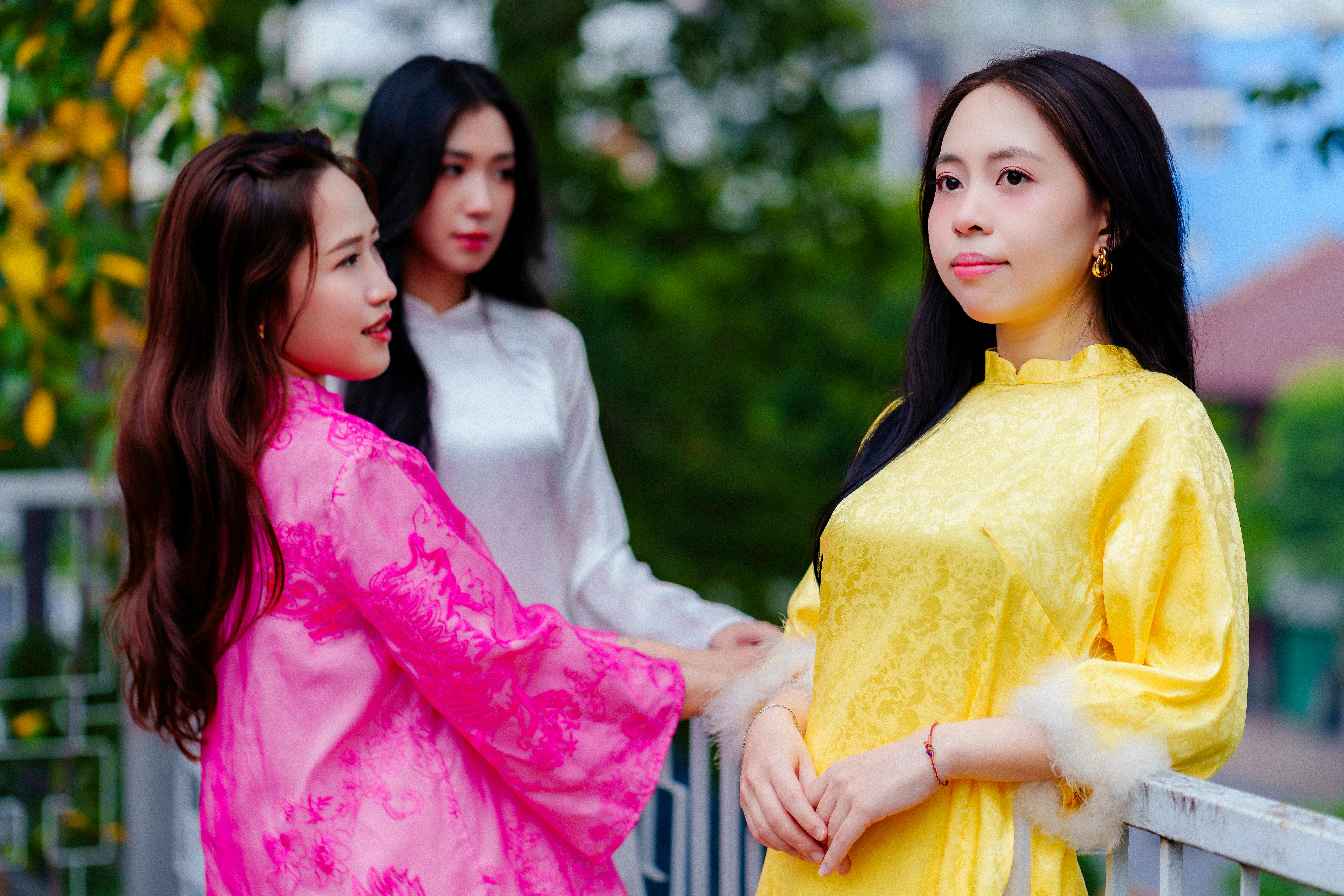 Femmes En Ao Dai Traditionnel Vietnamien à Hô Chi Minh Ville · Photo ...