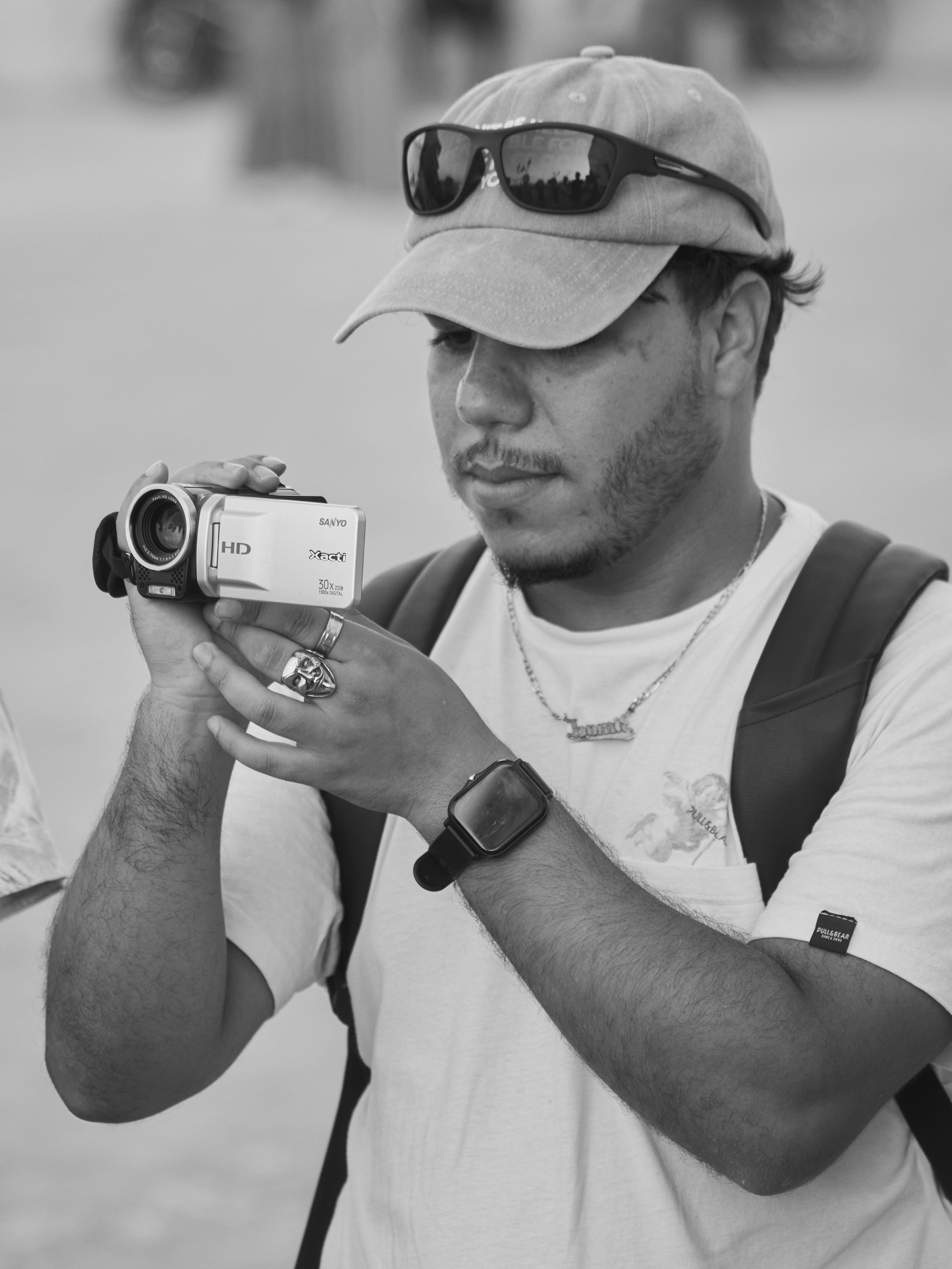 Fotografía Monocromática Espontánea De Un Hombre Filmando Una Escena ...