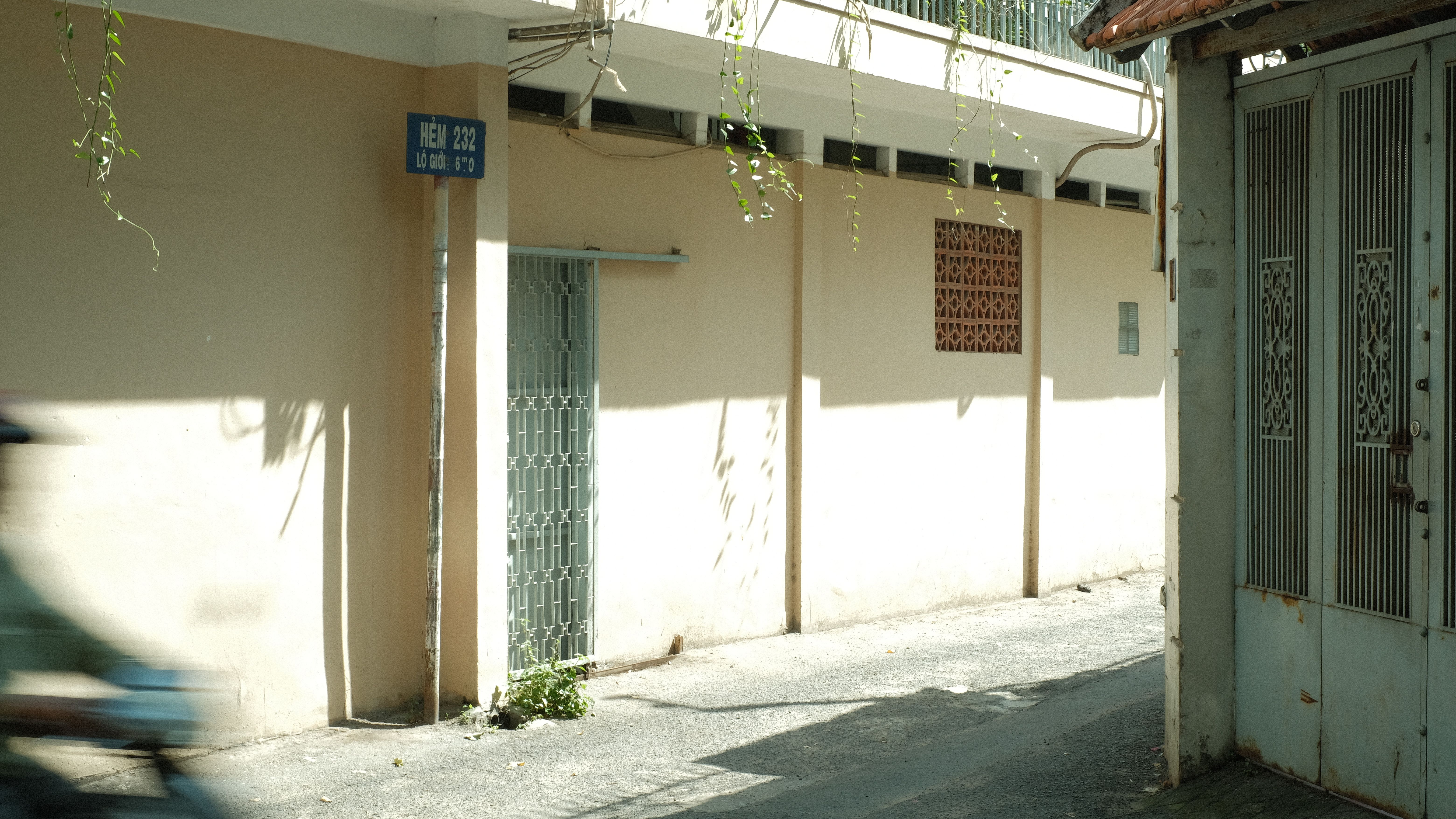 Vietnamese Alleyway in Bright Daylight · Free Stock Photo