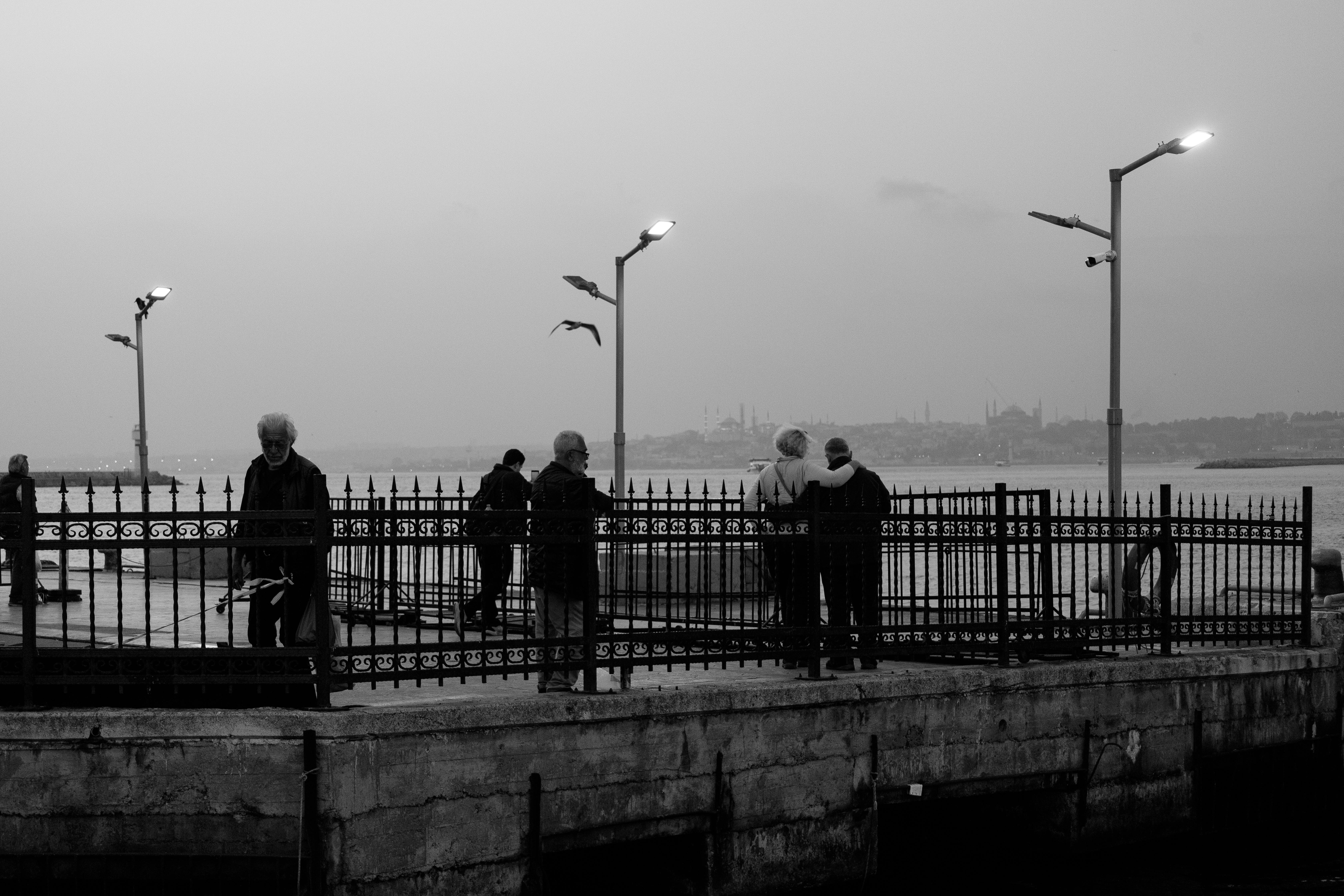 Noite Serena à Beira Mar Em Monocromático · Foto profissional gratuita
