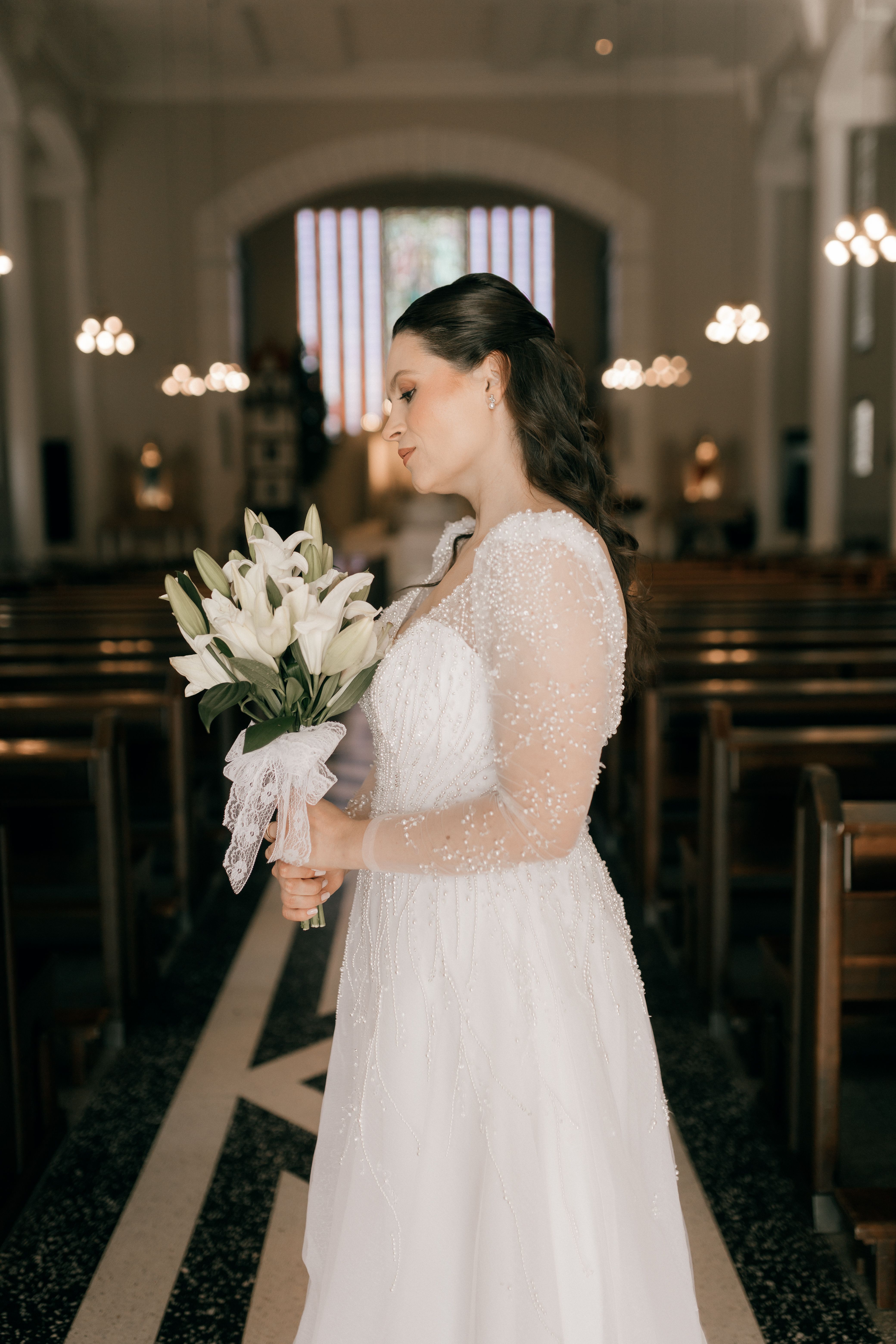 Elegant Bride in Church Interior with Bouquets · Free Stock Photo