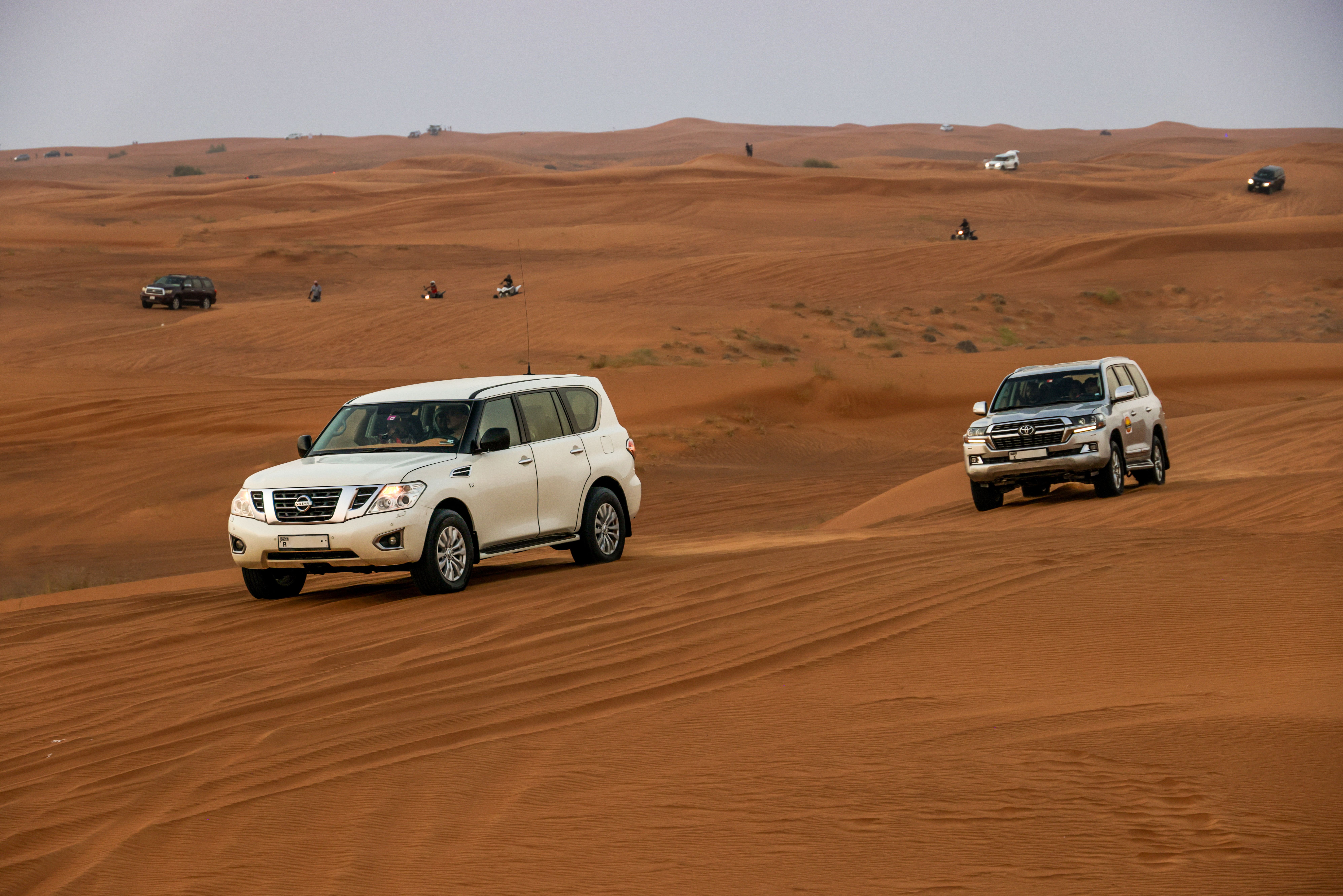 Exciting Desert Safari Adventure with 4x4 Vehicles · Free Stock Photo