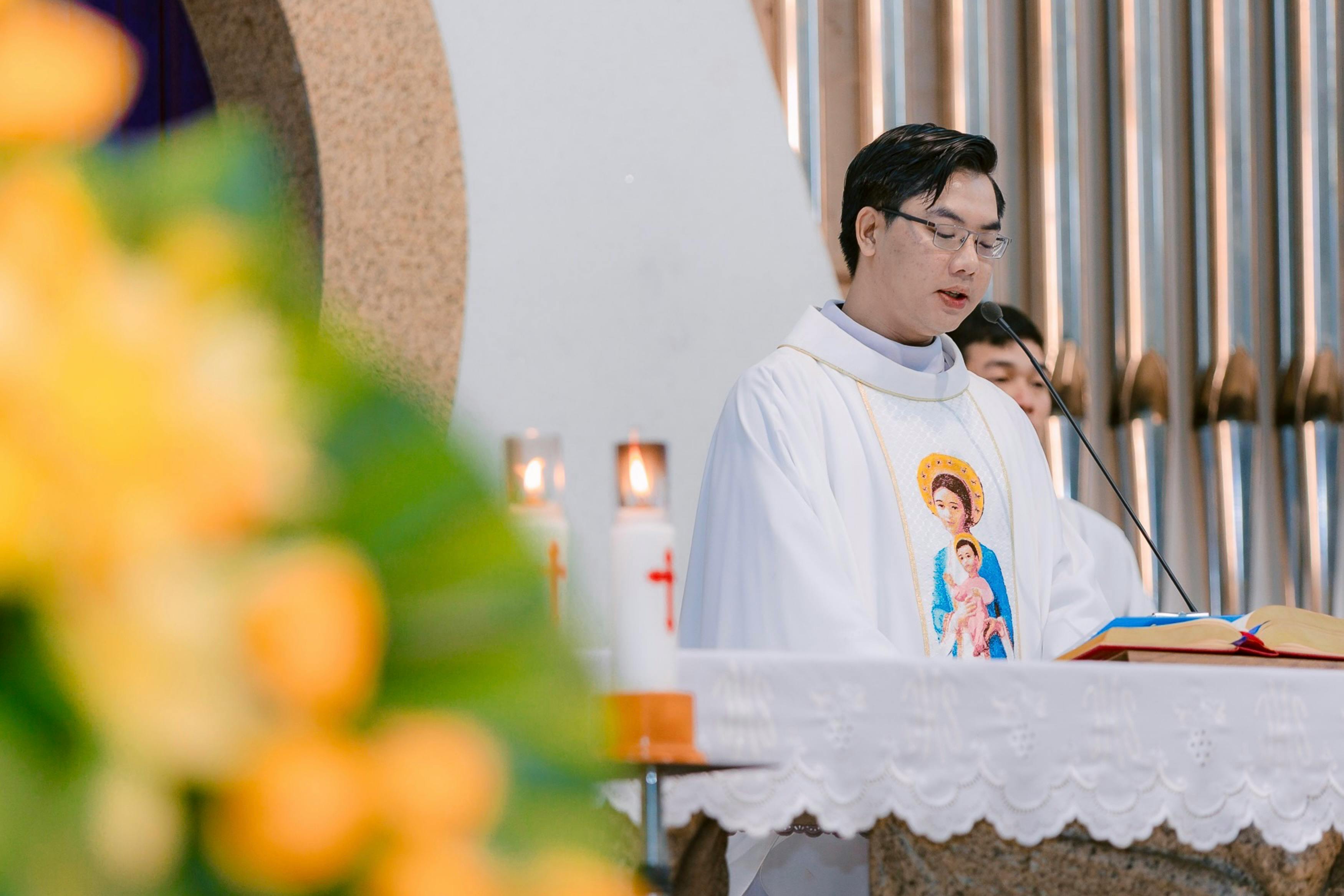 Catholic Priest Photos, Download The BEST Free Catholic Priest Stock ...