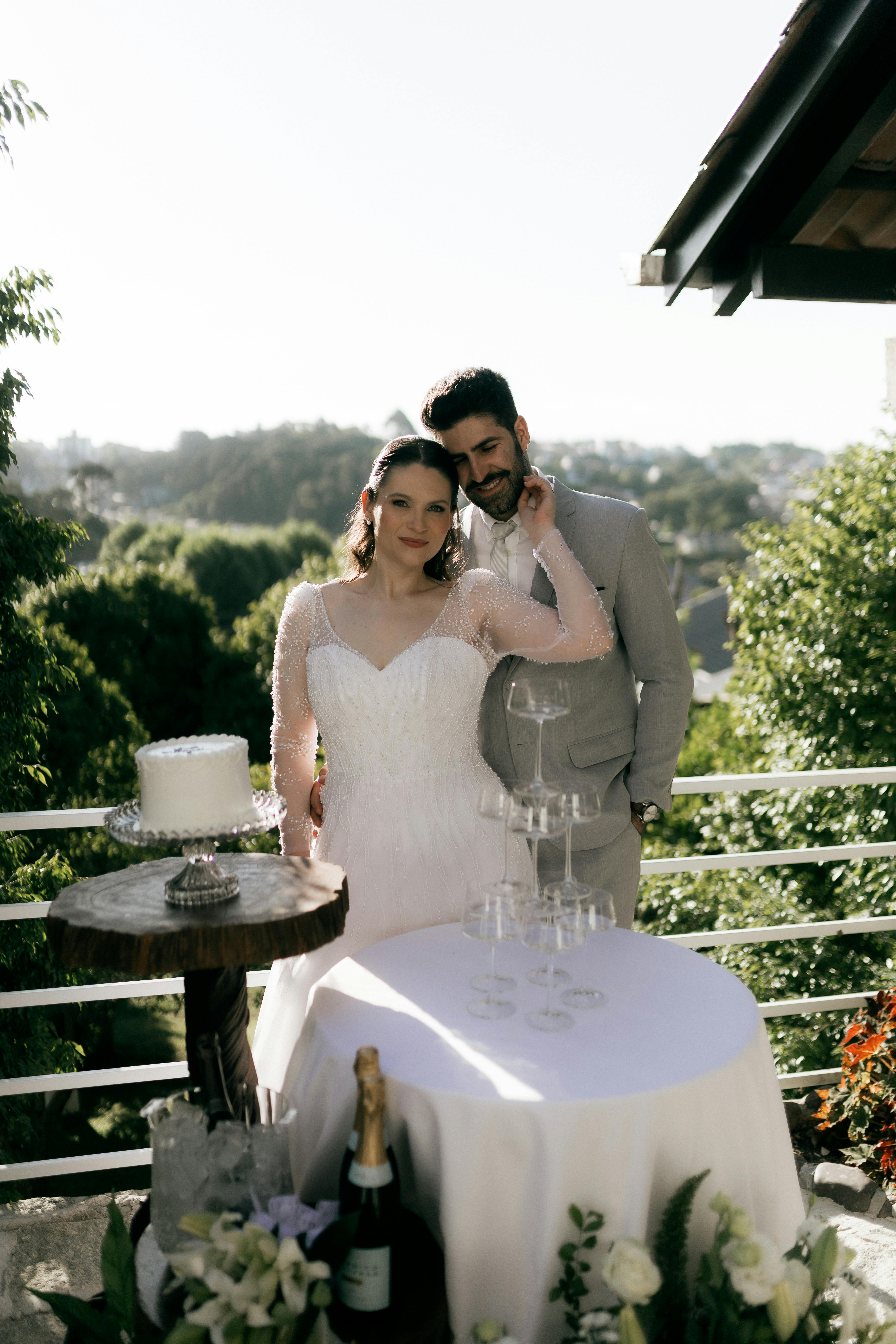 Elegant Outdoor Wedding Reception Scene with Bride and Groom · Free ...