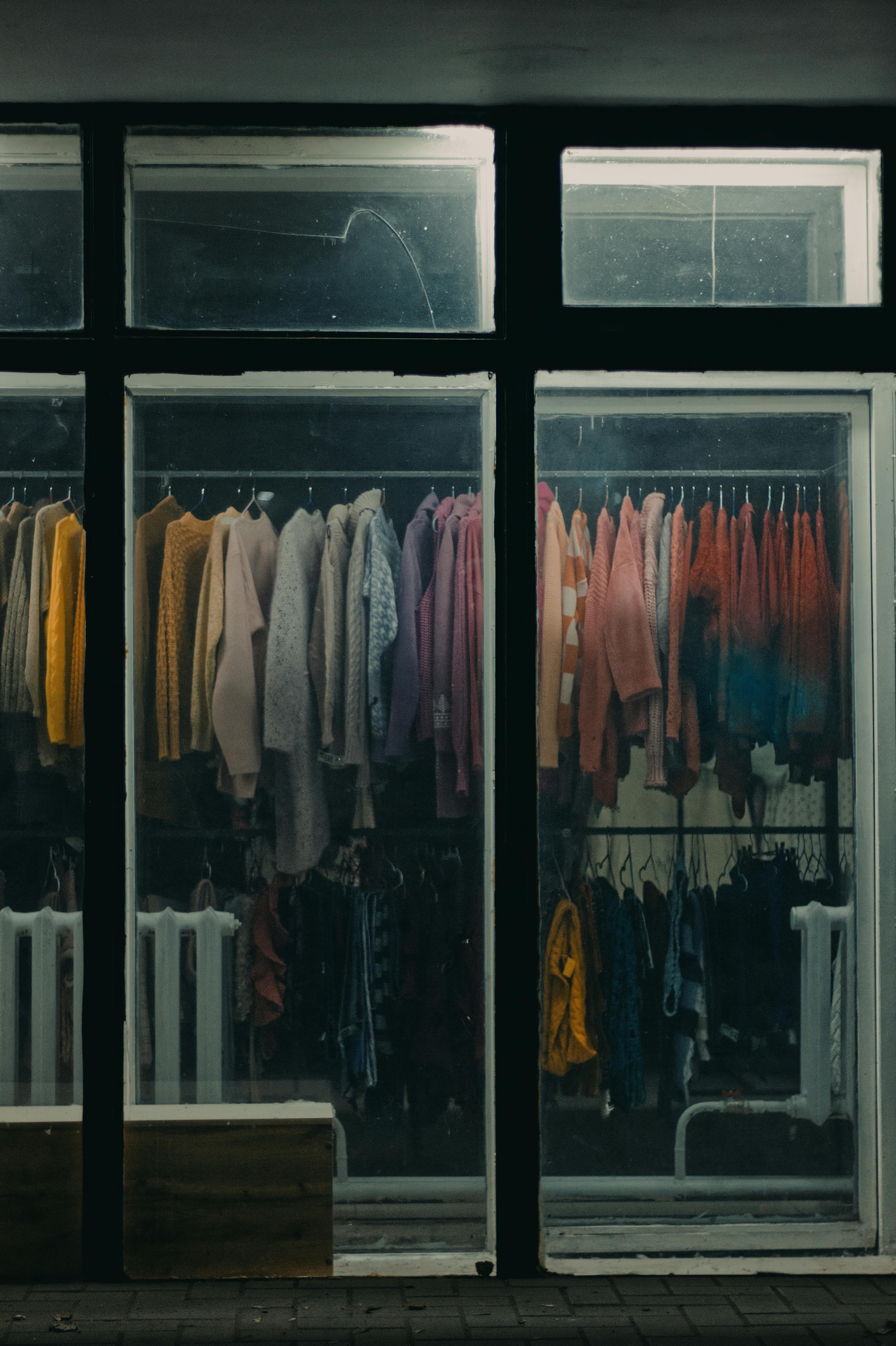 Exhibición De Ropa Colorida Detrás Del Escaparate De La Tienda · Foto ...