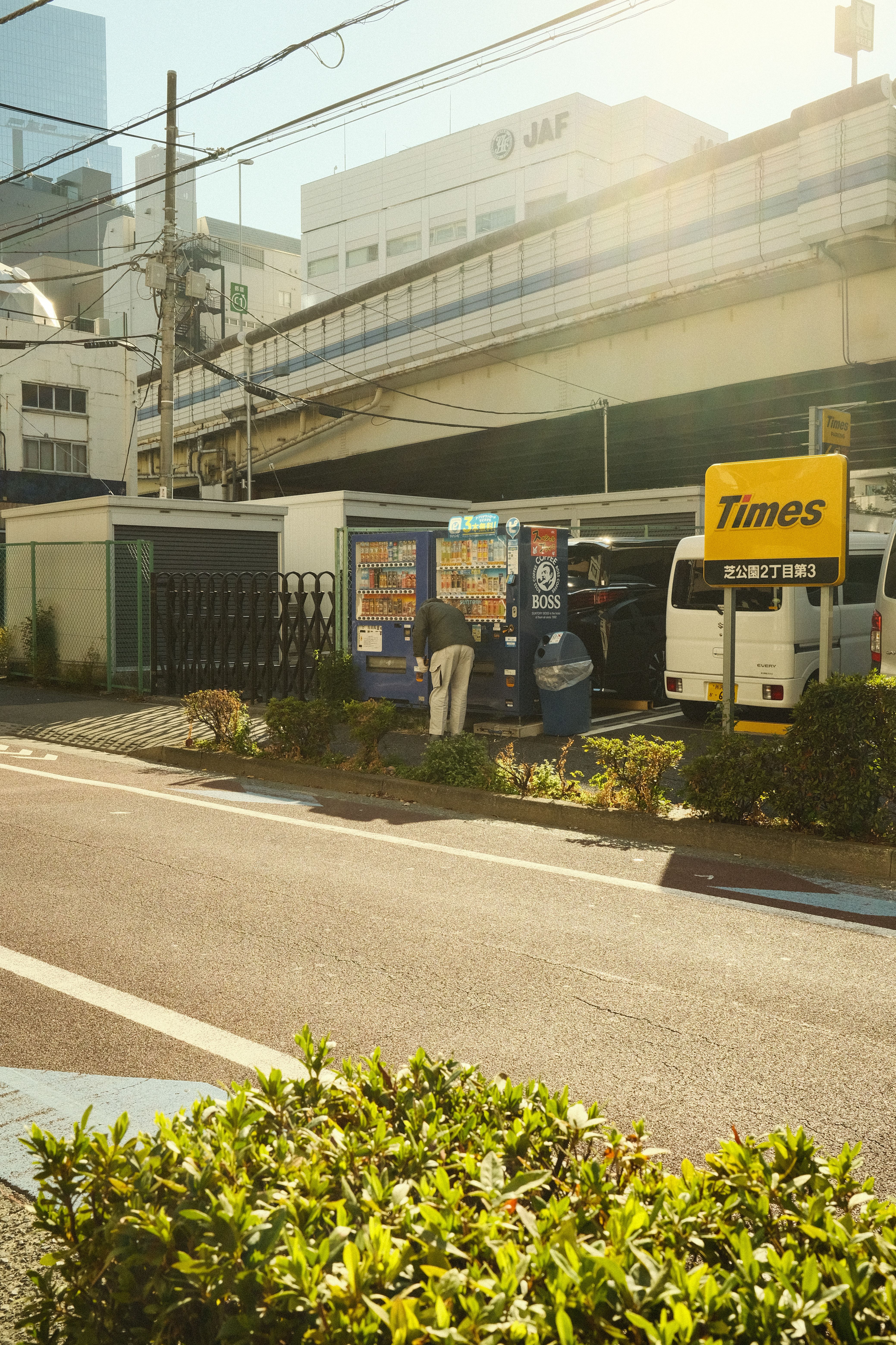 Street Scene with Vending Machine in Urban Area · Free Stock Photo