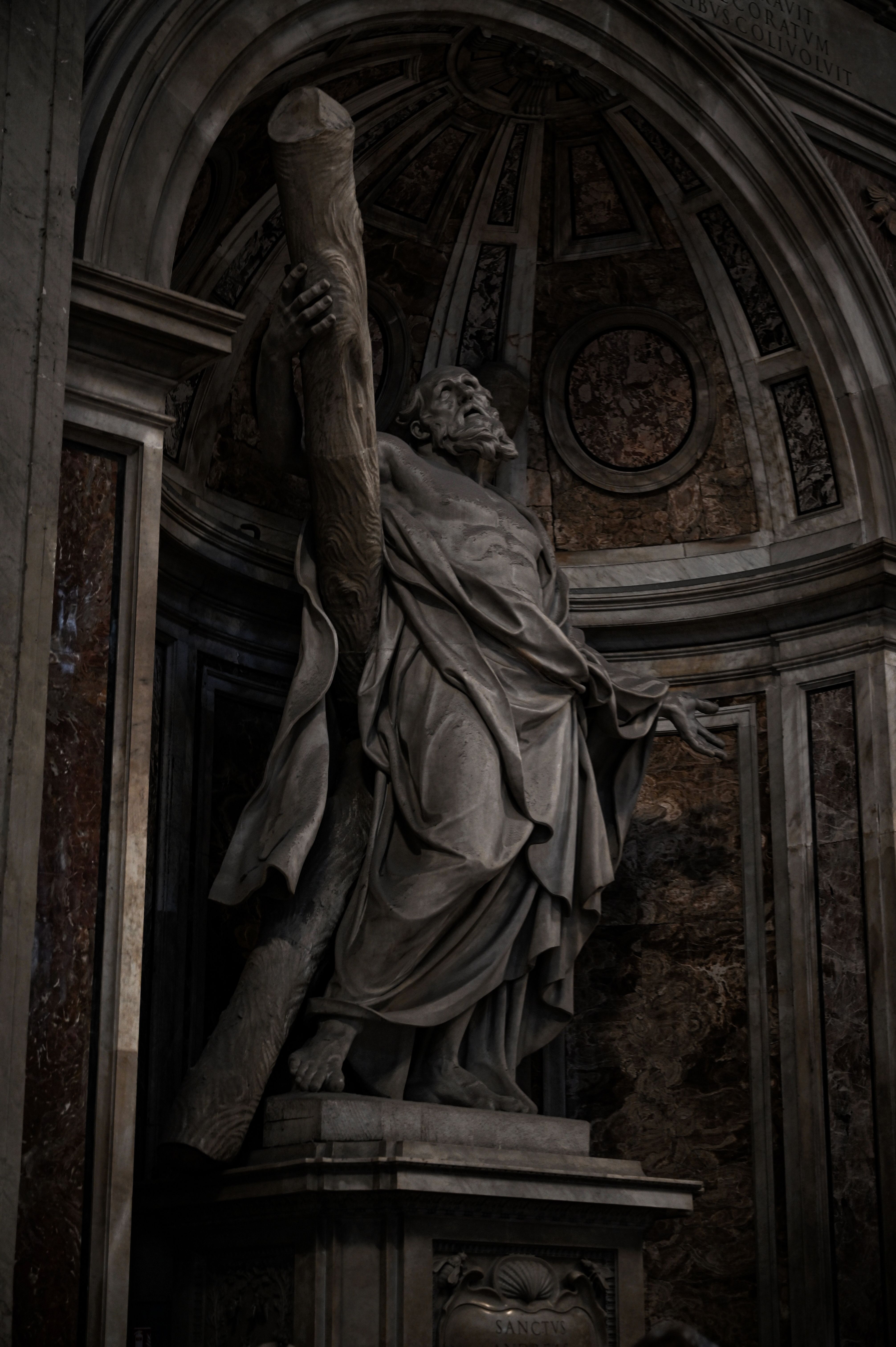 Dramatic Statue in Ornate Architectural Setting · Free Stock Photo