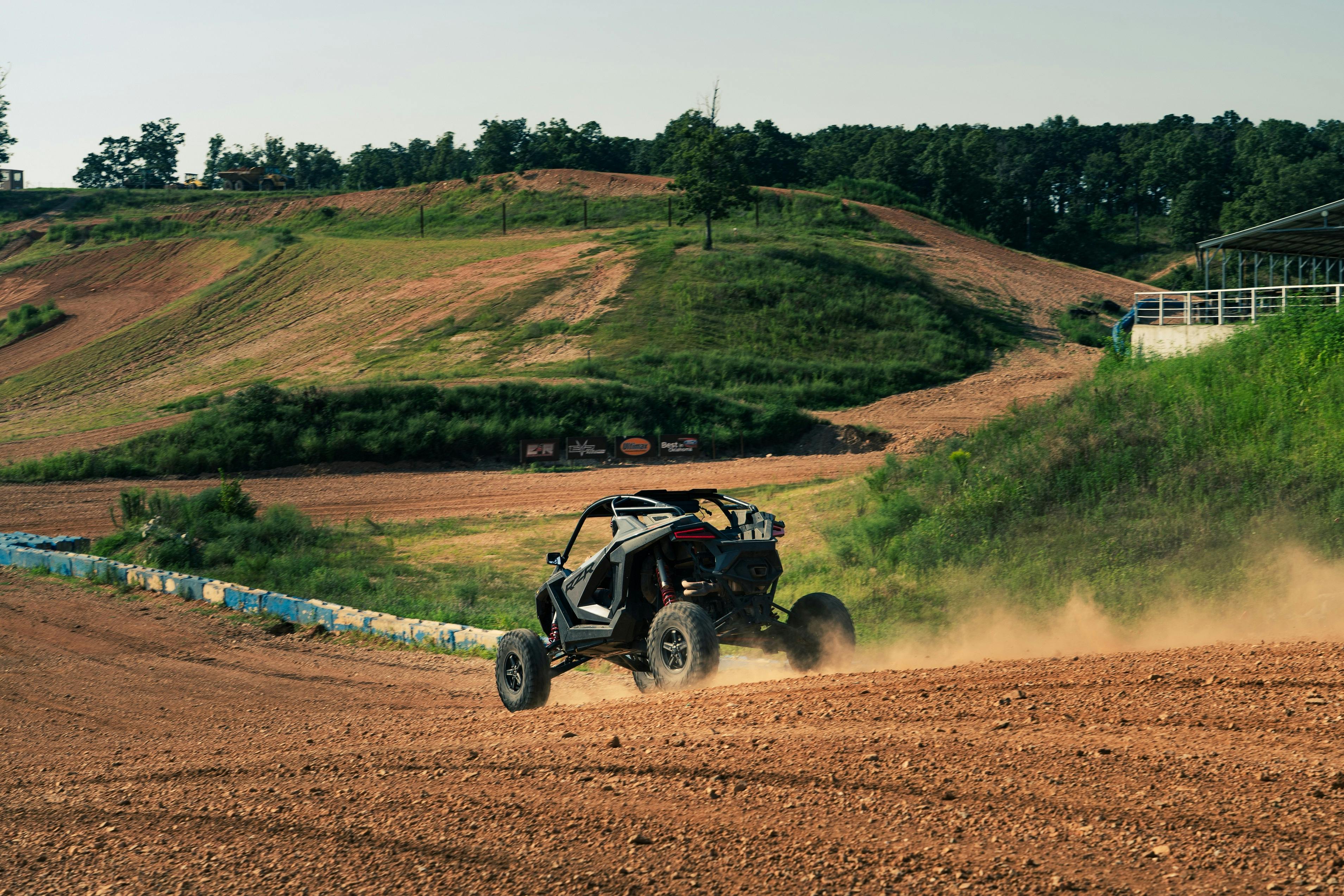 ATV Racing on Dusty Track in Oklahoma Countryside · Free Stock Photo