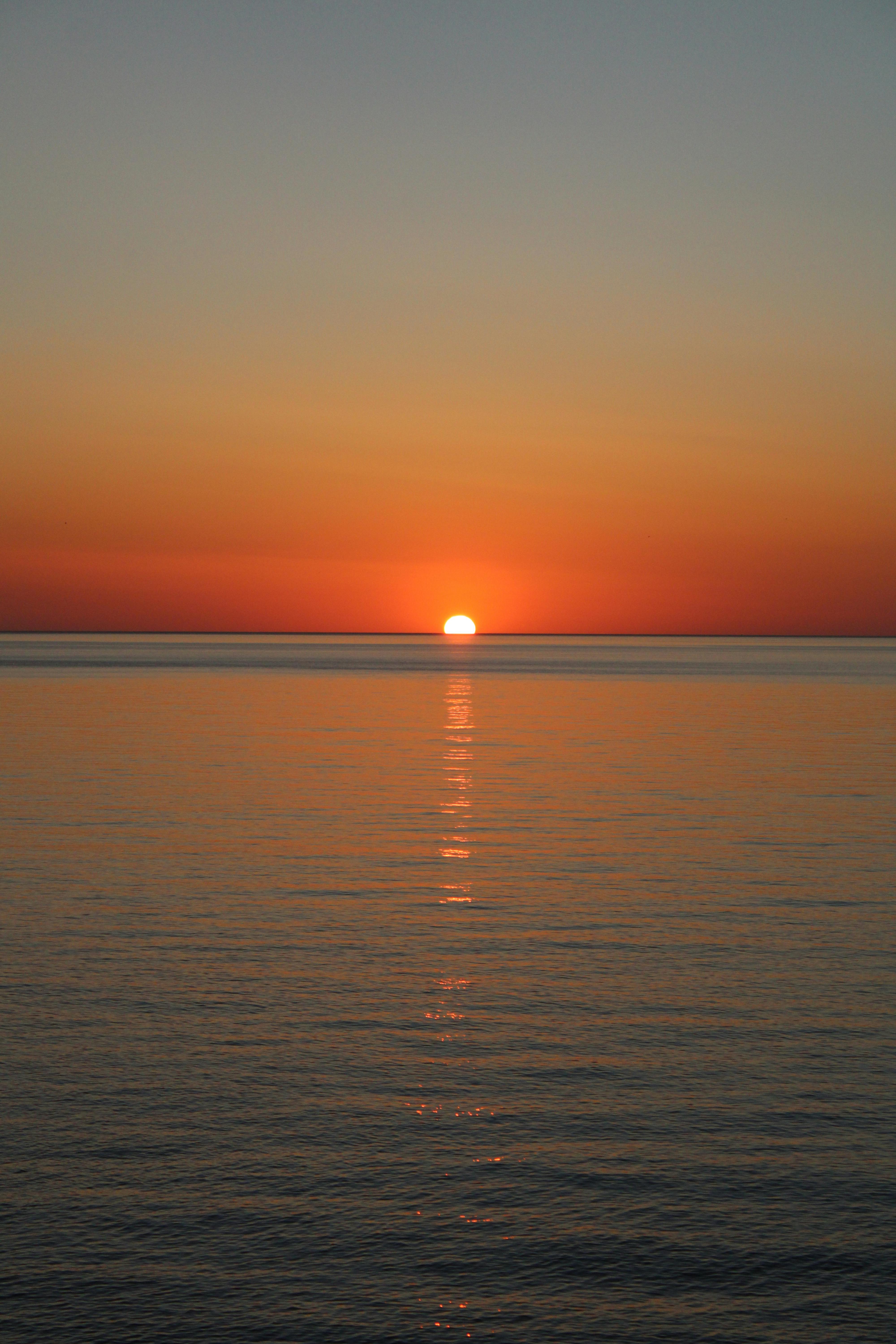 Impresionante Puesta De Sol Sobre La Playa De Tetuán, Marruecos · Foto ...