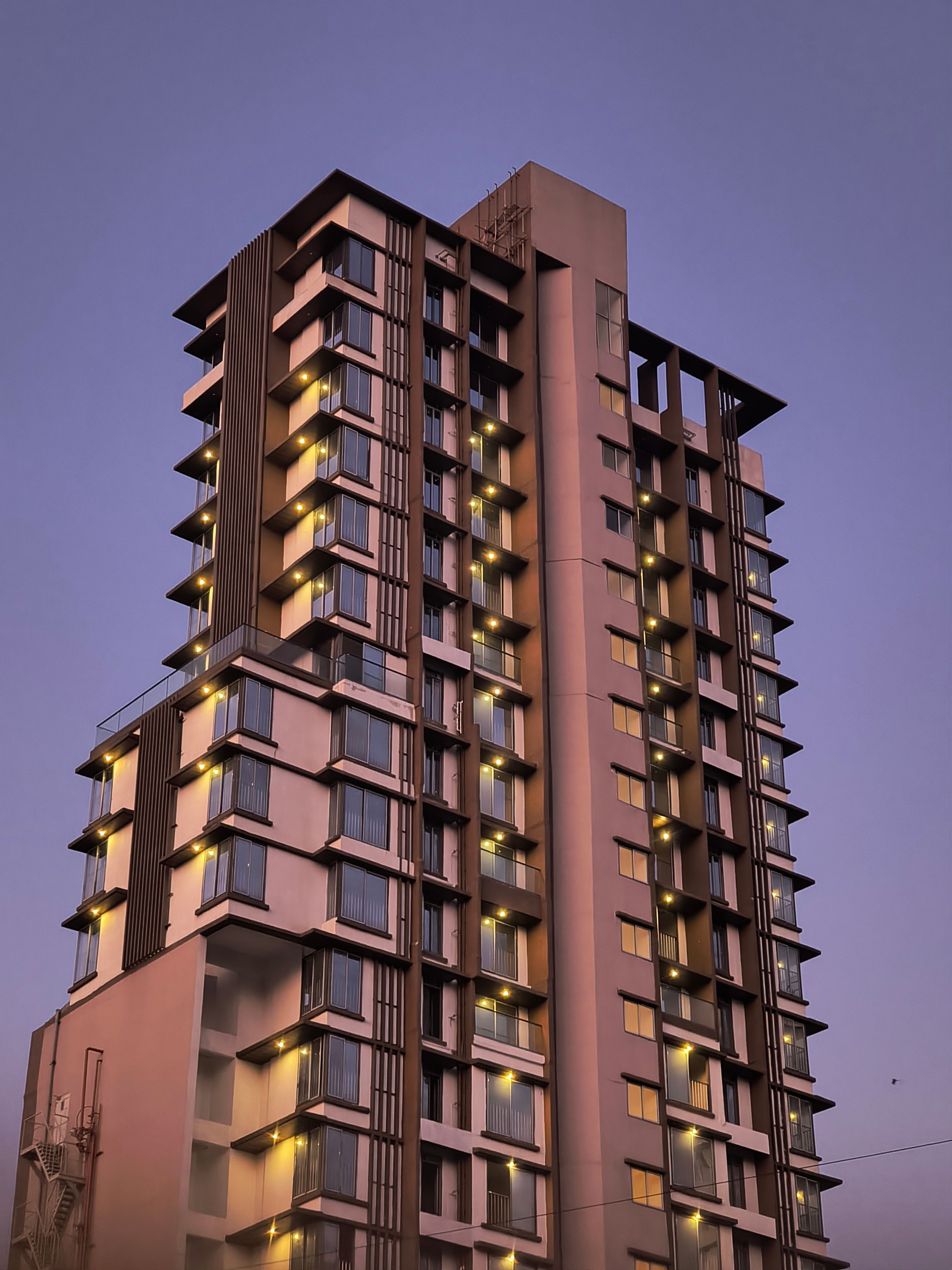 Modern Mumbai High-Rise at Twilight · Free Stock Photo