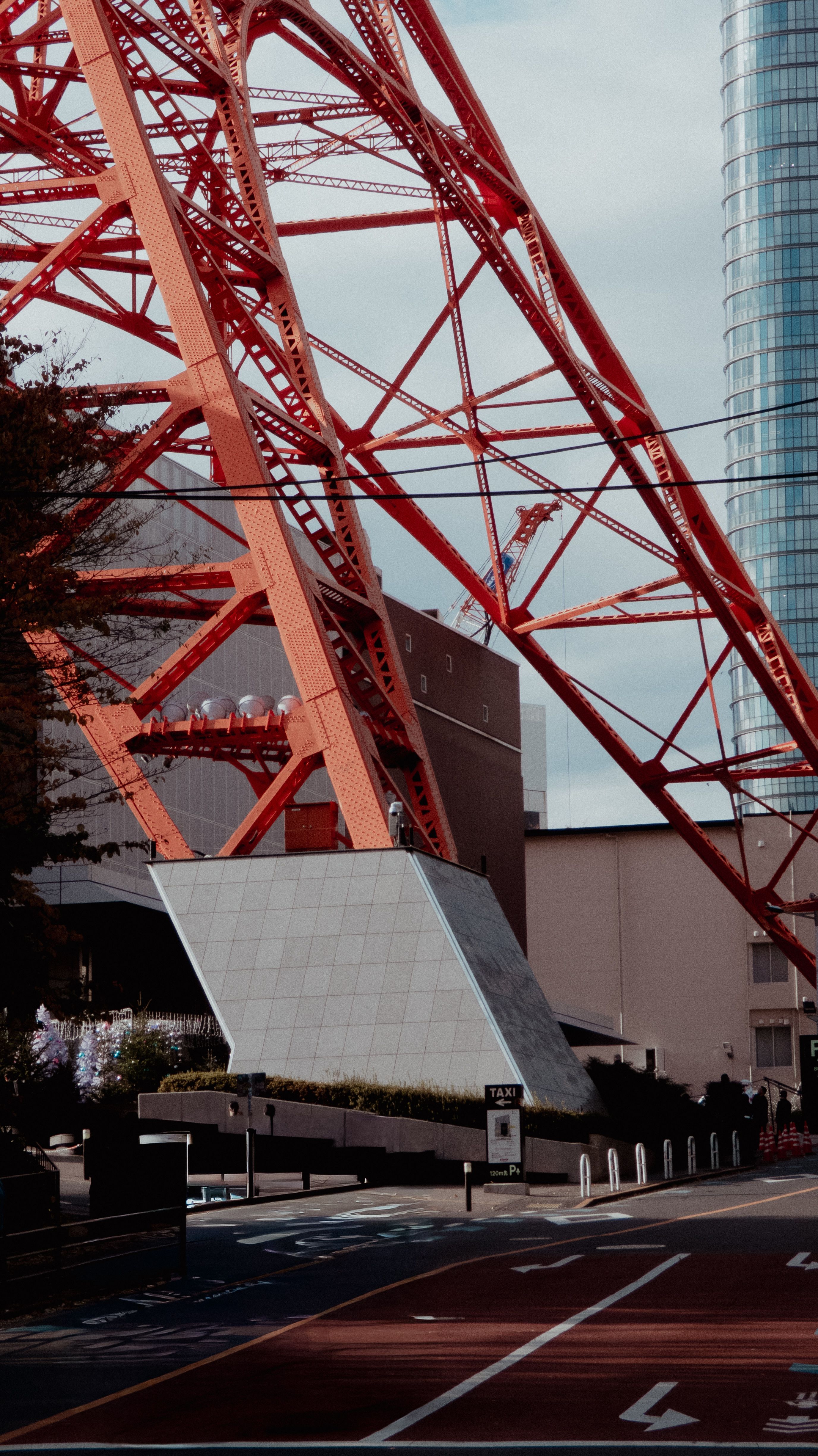 Steel Framework of Iconic Tower in Urban Setting · Free Stock Photo