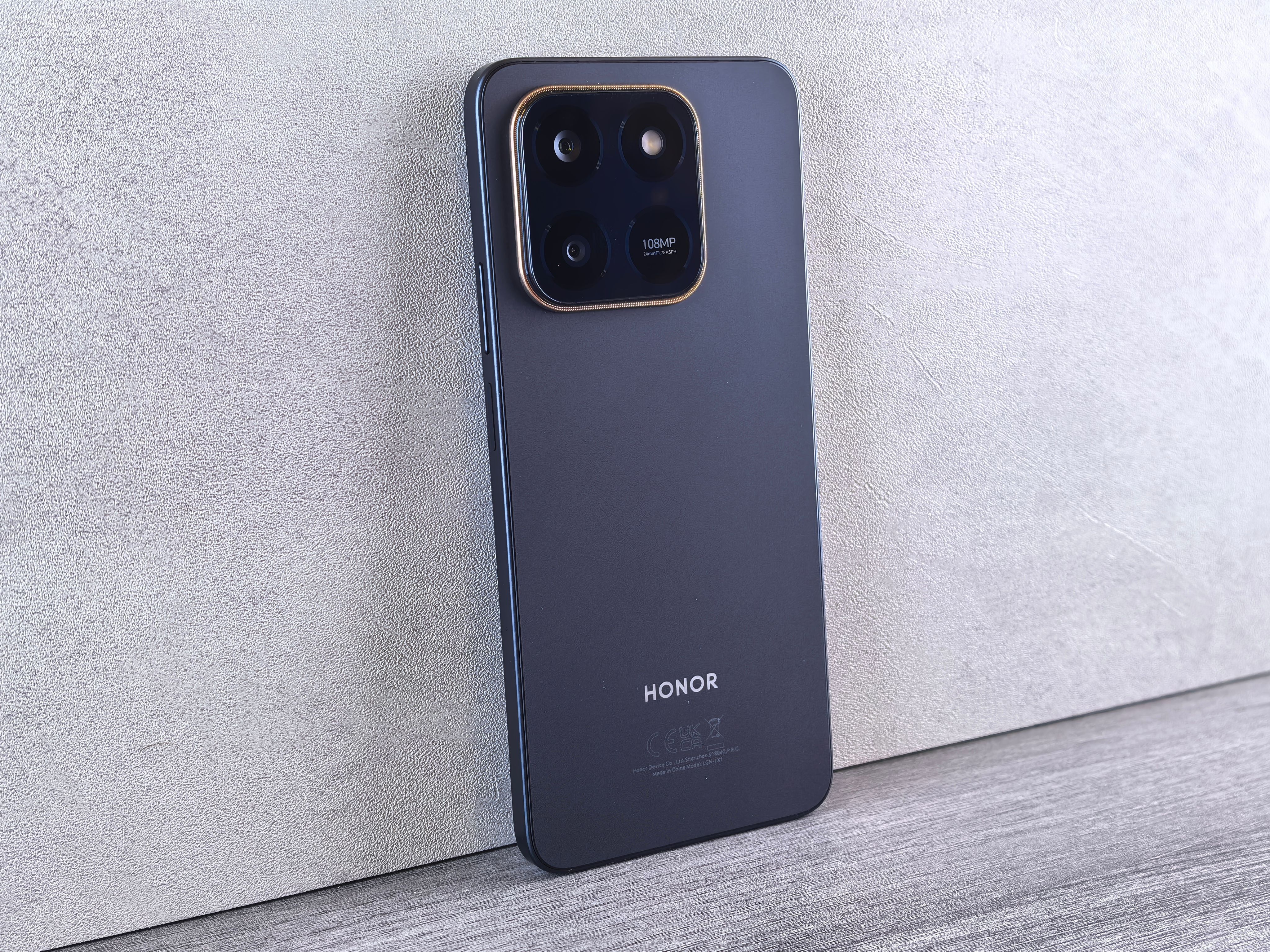 Sleek Smartphone with 100MP Camera on Display · Free Stock Photo