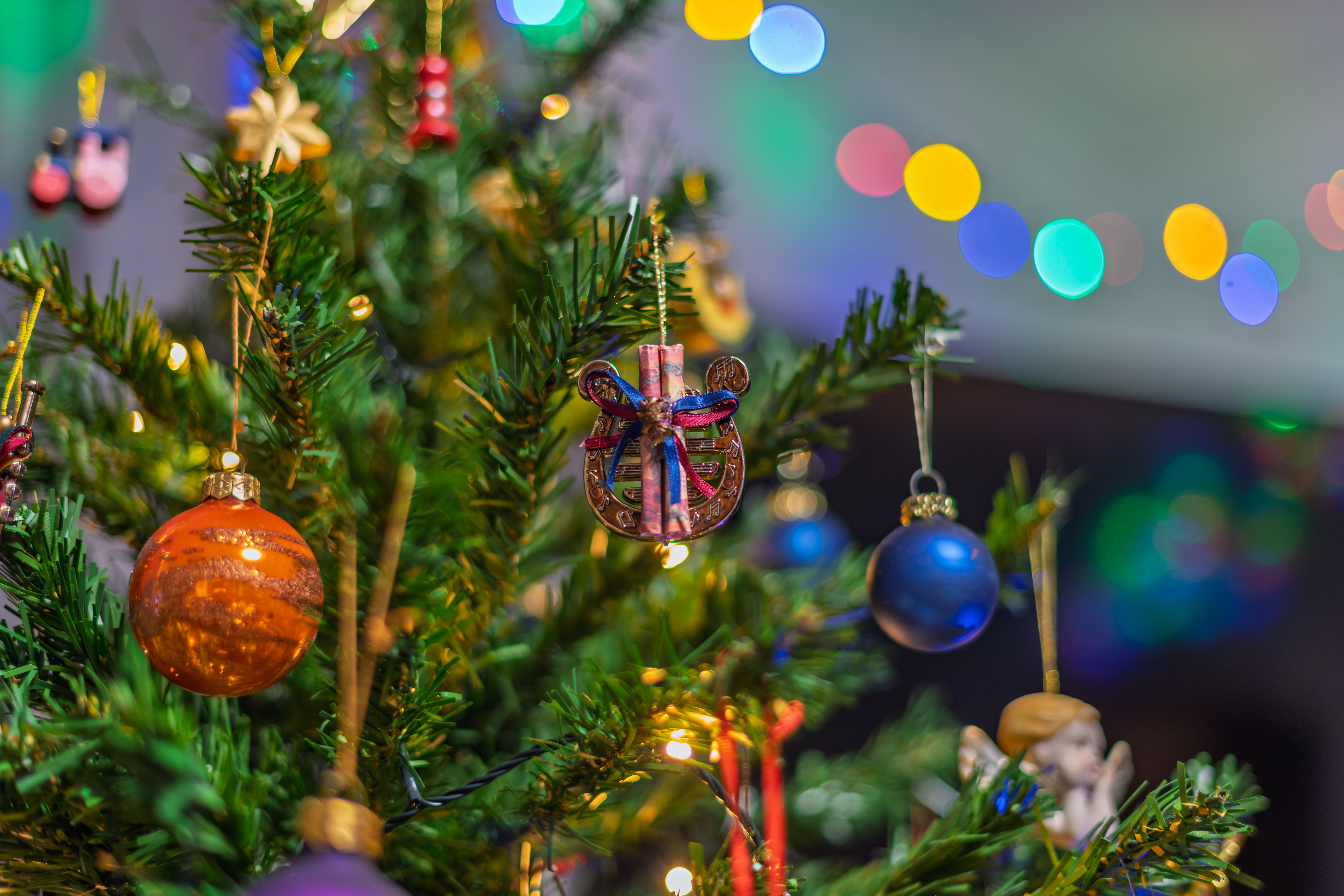 Festive Christmas Tree with Colorful Ornaments · Free Stock Photo