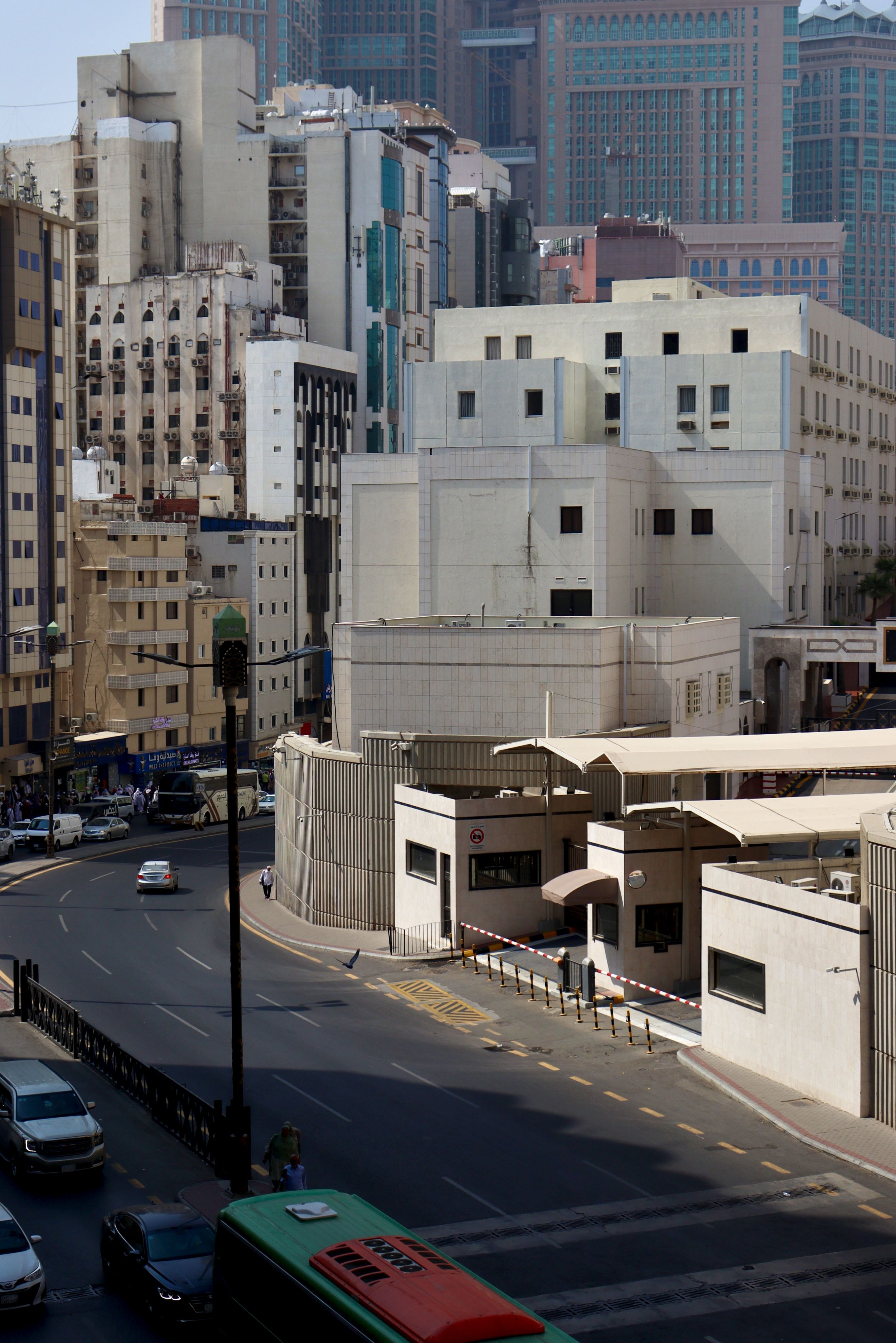 Urban Street View with Modern Architecture · Free Stock Photo