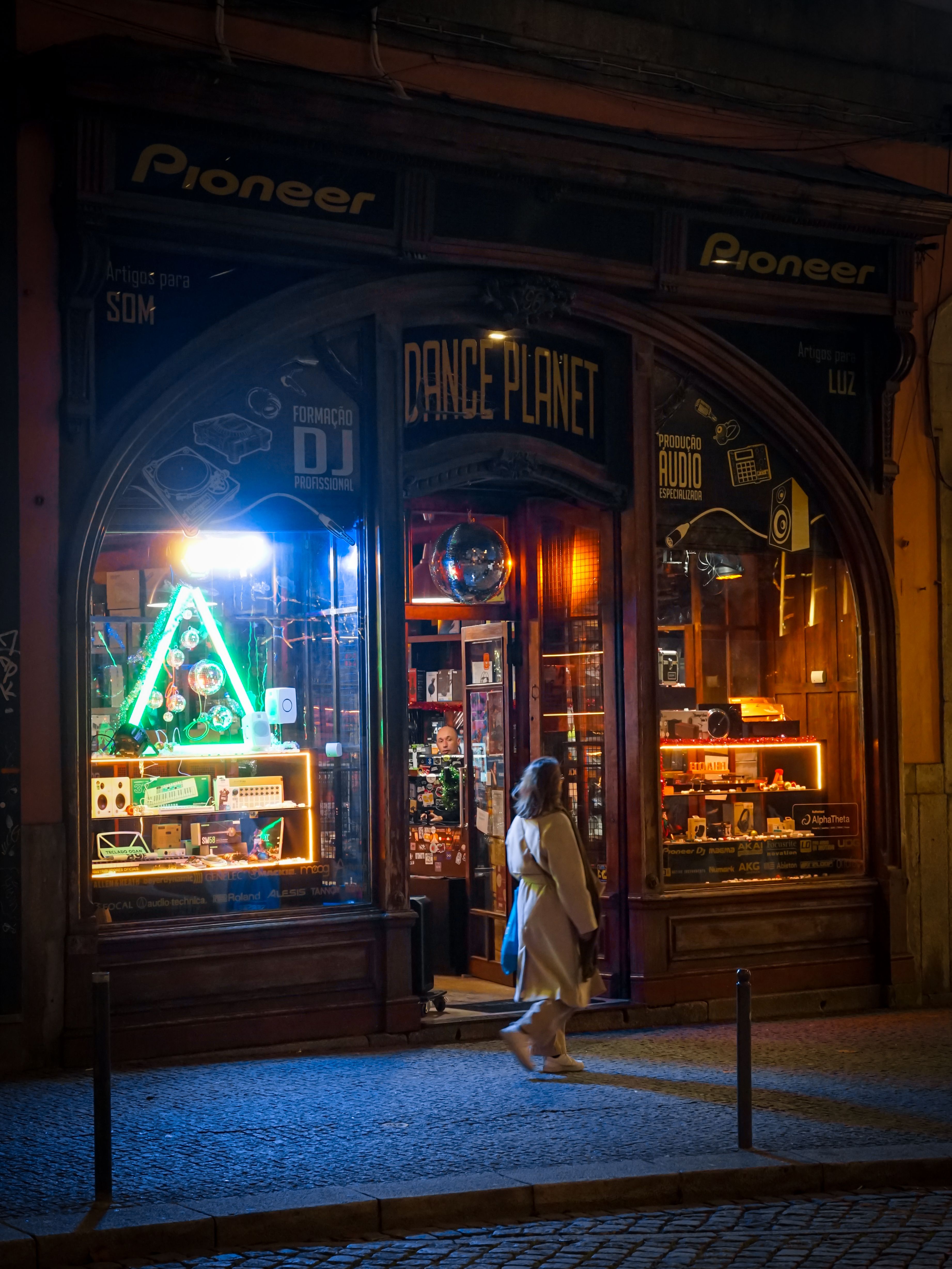 Nighttime Street View of Retro Electronics Storefront · Free Stock Photo