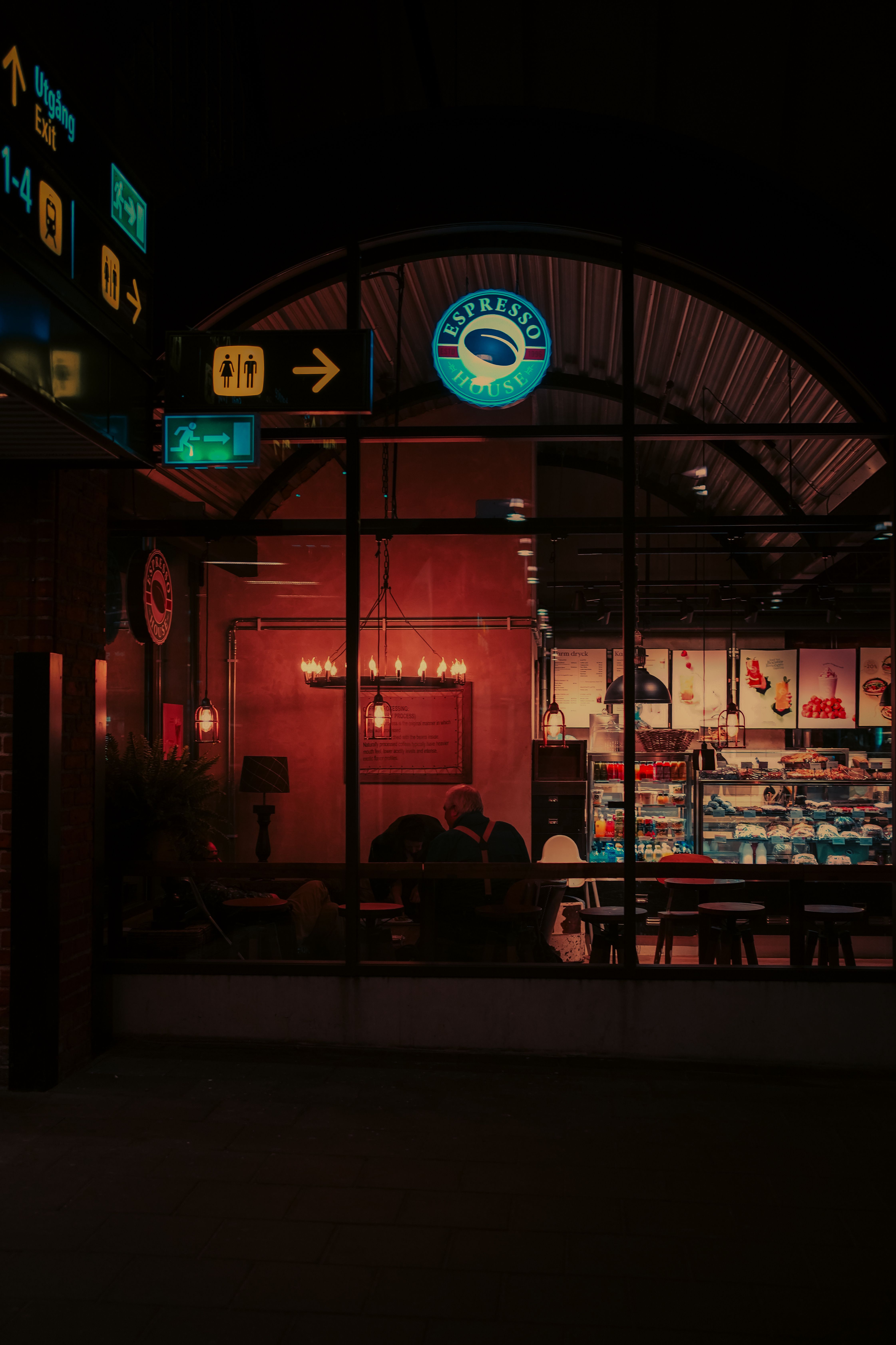 Moody Urban Café at Night with Neon Lights · Free Stock Photo