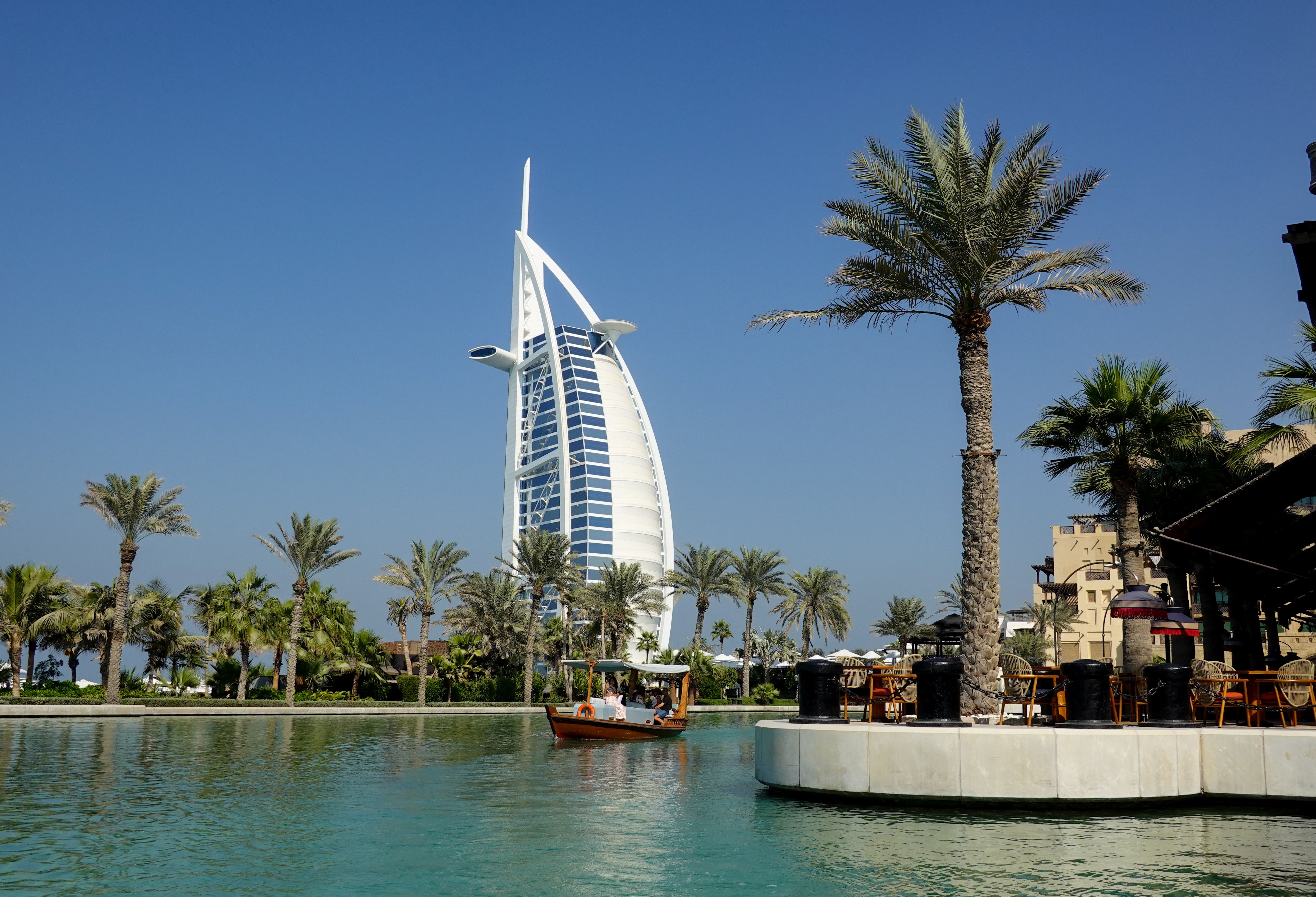 Burj al Arab behind Park in Dubai · Free Stock Photo