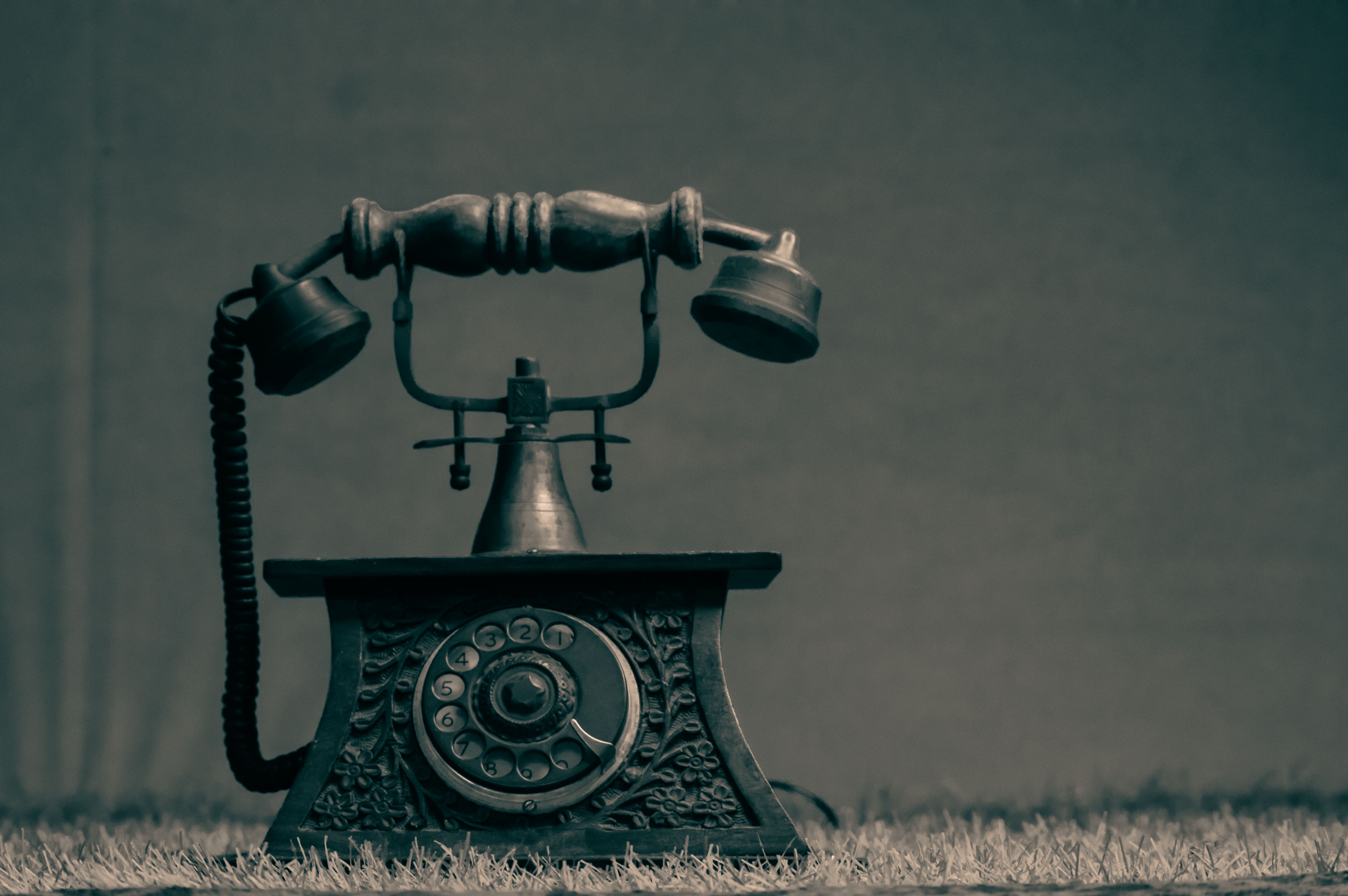 Teléfono De Disco Vintage Sobre Superficie De Hierba · Foto de stock ...