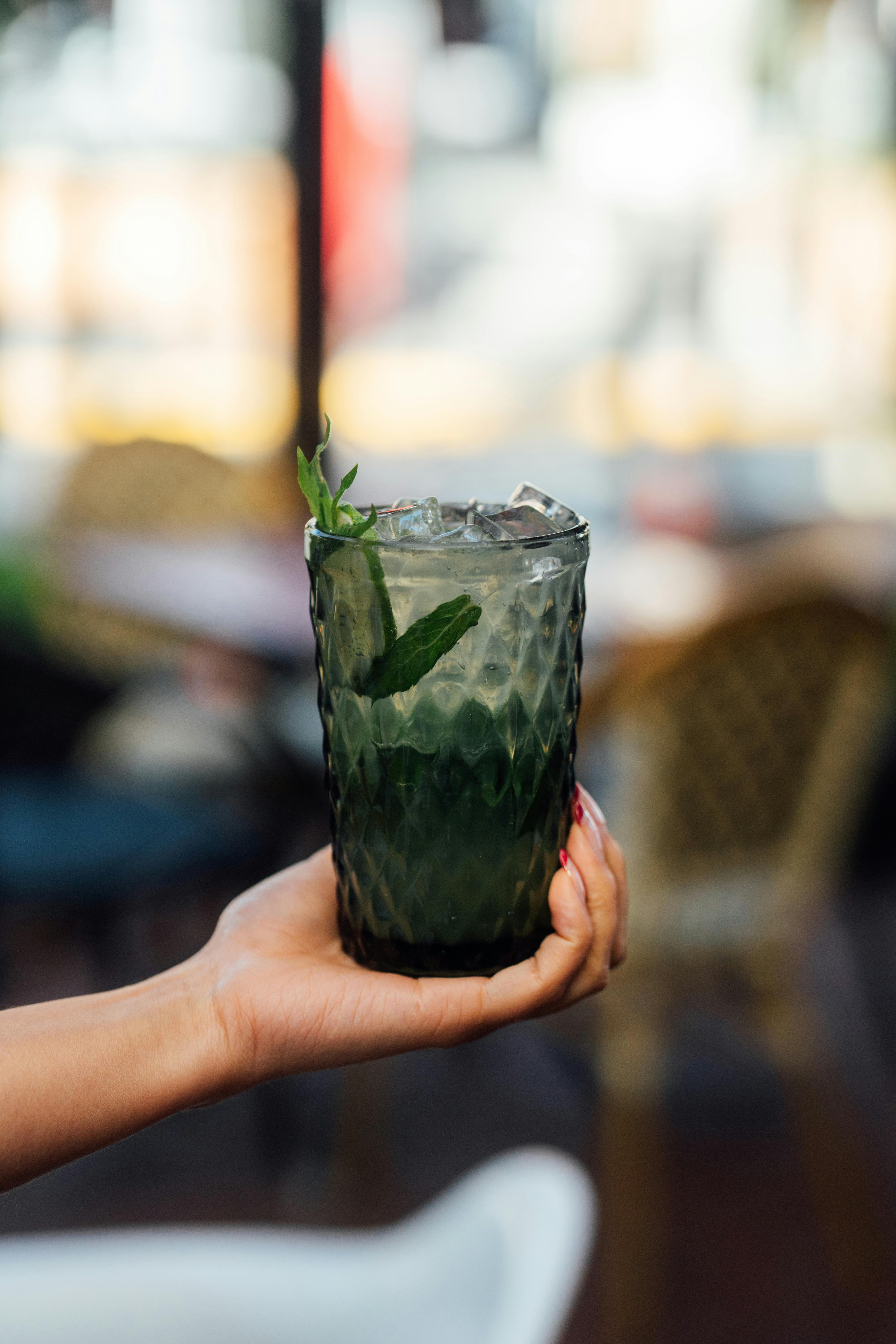 Mano Sosteniendo Un Refrescante Mojito De Menta En Un Vaso · Foto de ...