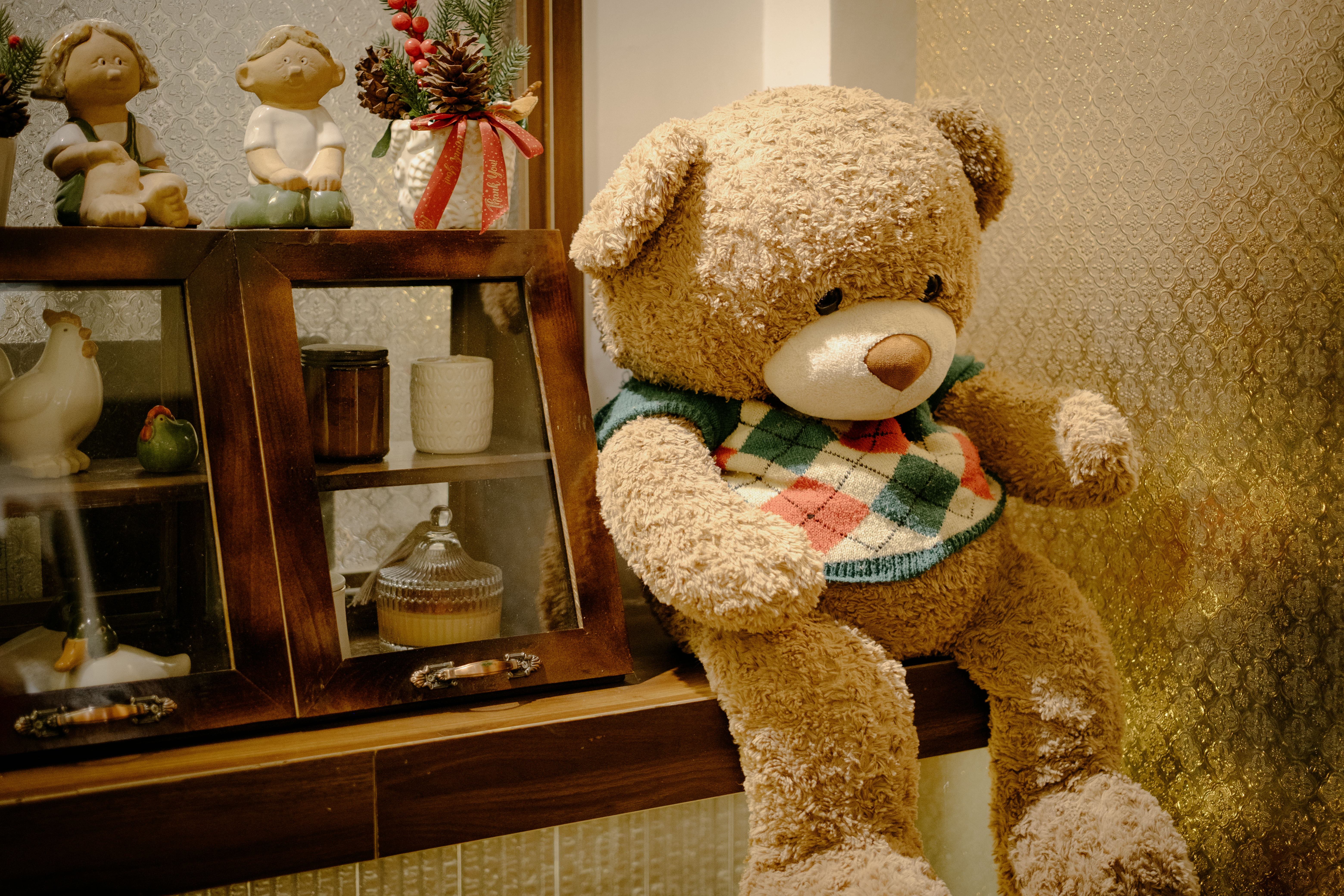 Cozy Teddy Bear in Festive Shelf Display · Free Stock Photo