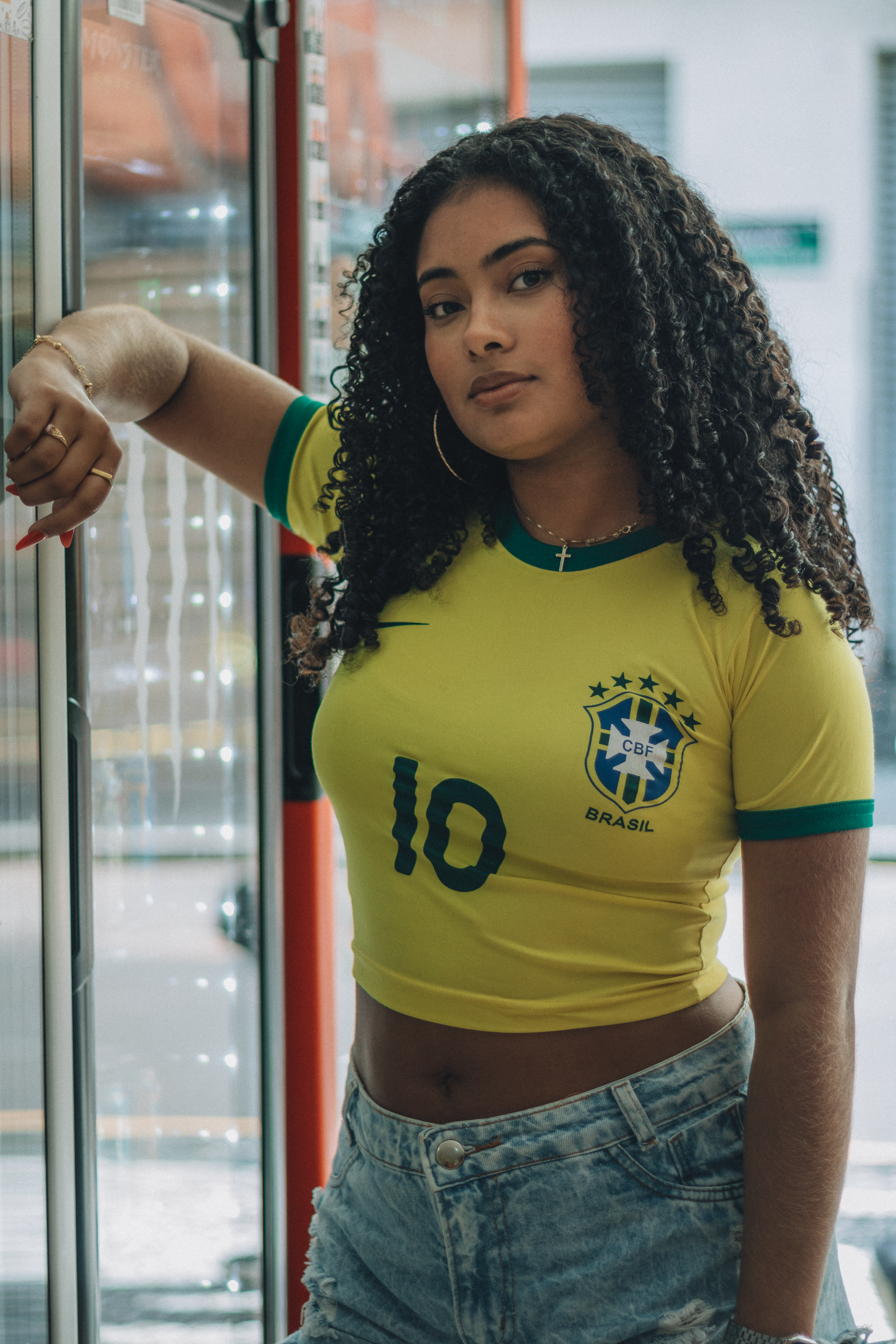 Mujer Segura De Sí Misma Con La Camiseta De Fútbol De Brasil · Foto de ...