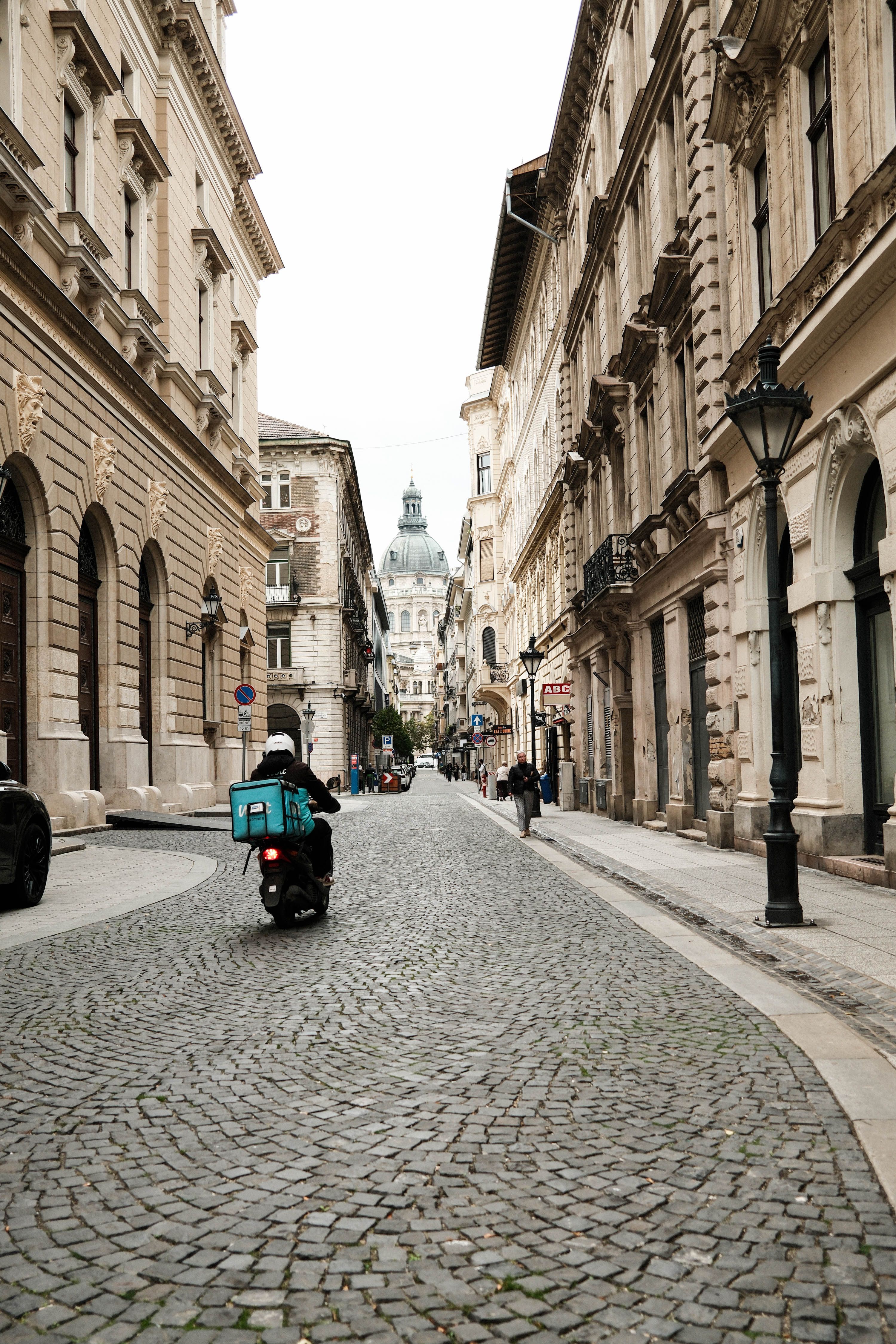 A Person Exploring City Abroad With Camera Photos, Download The BEST ...