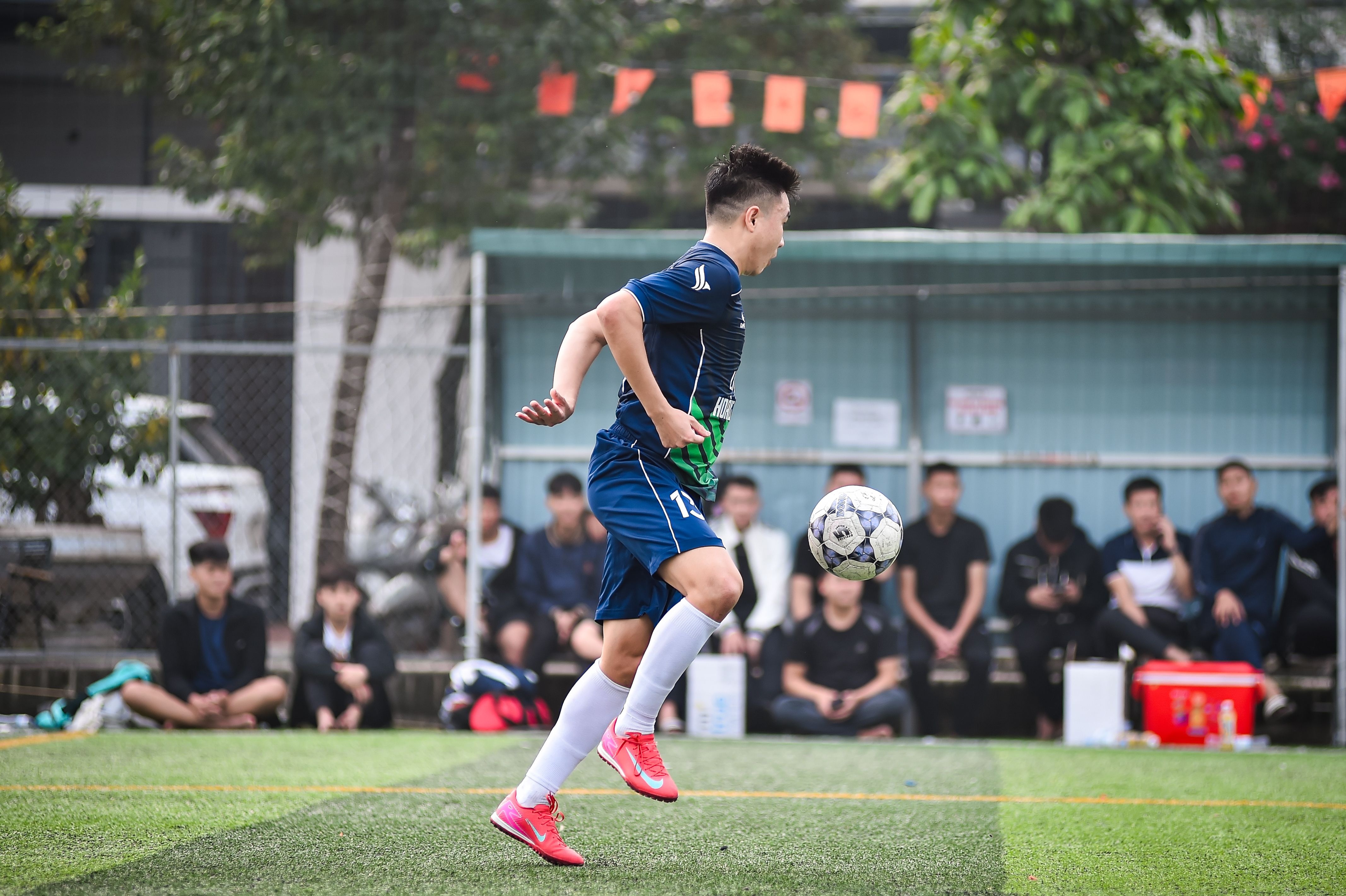 Joueur De Football Dynamique En Action Sur Un Terrain Vietnamien ...